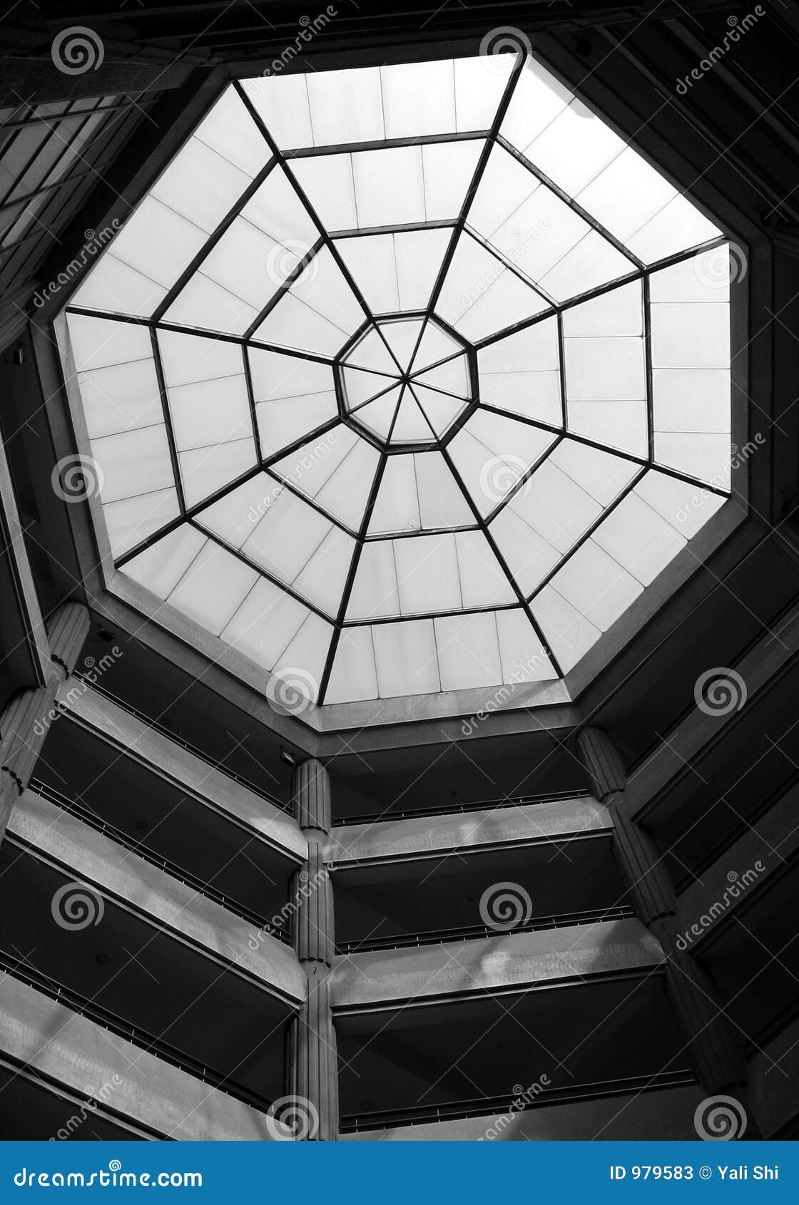 Lucernario dell'ottagono immagine stock. Immagine di ottagono - 979583