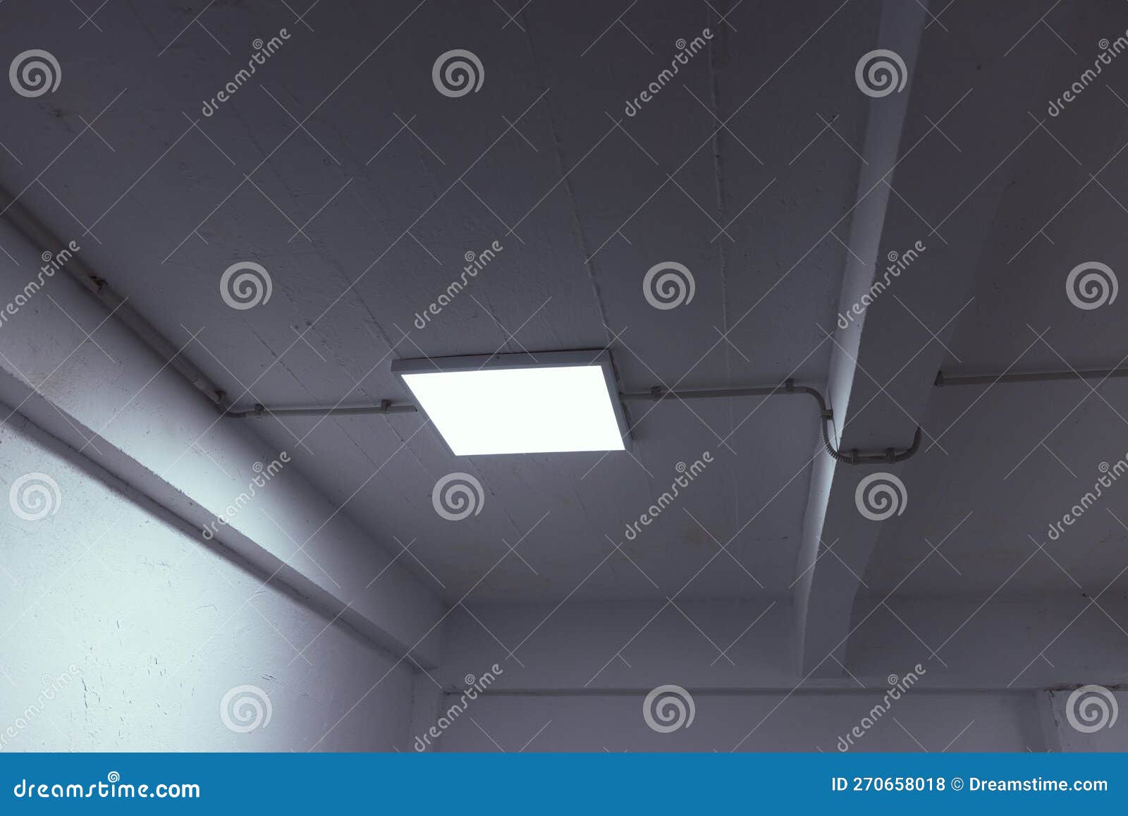 Luces Led Colgadas En El Techo De Una Oficina Foto de archivo - Imagen ...