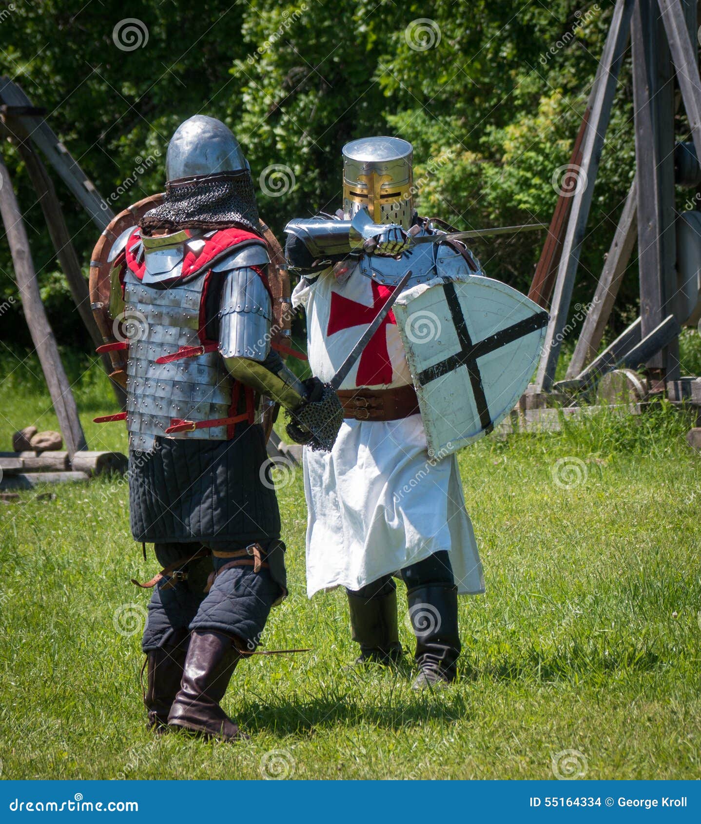 Lucha Medieval De La Espada De Dos Guerreros Imagen de archivo ...