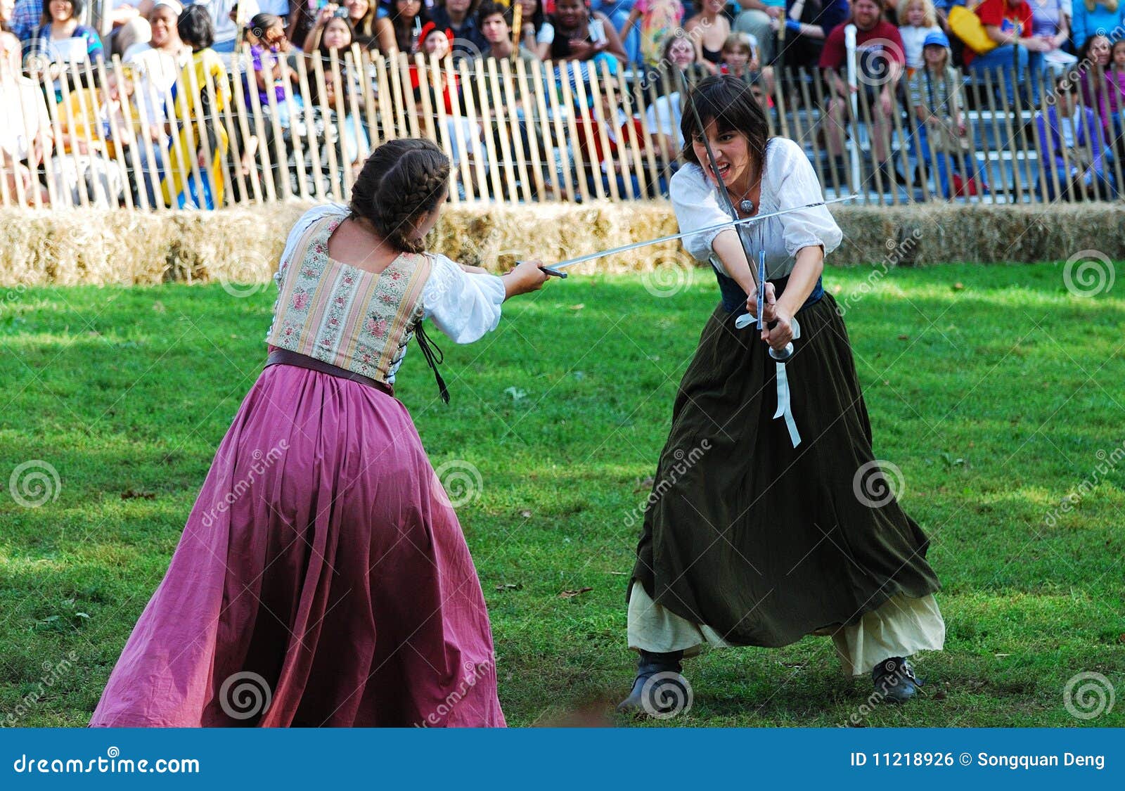 Lucha medieval de la mujer foto editorial. Imagen de vaquero - 11218926