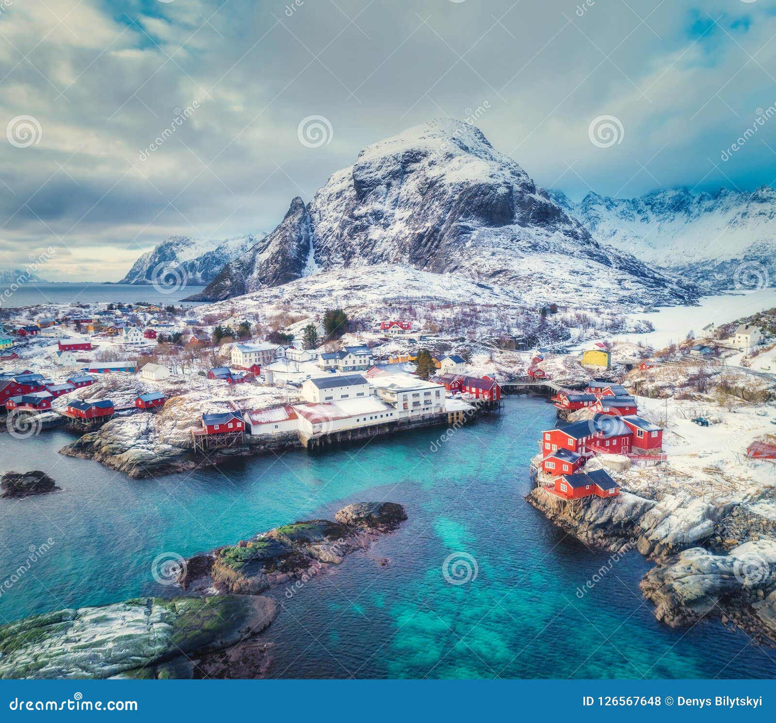 Luchtmening Van Klein Dorp Op De Berg in De Winter Stock Foto - Image ...