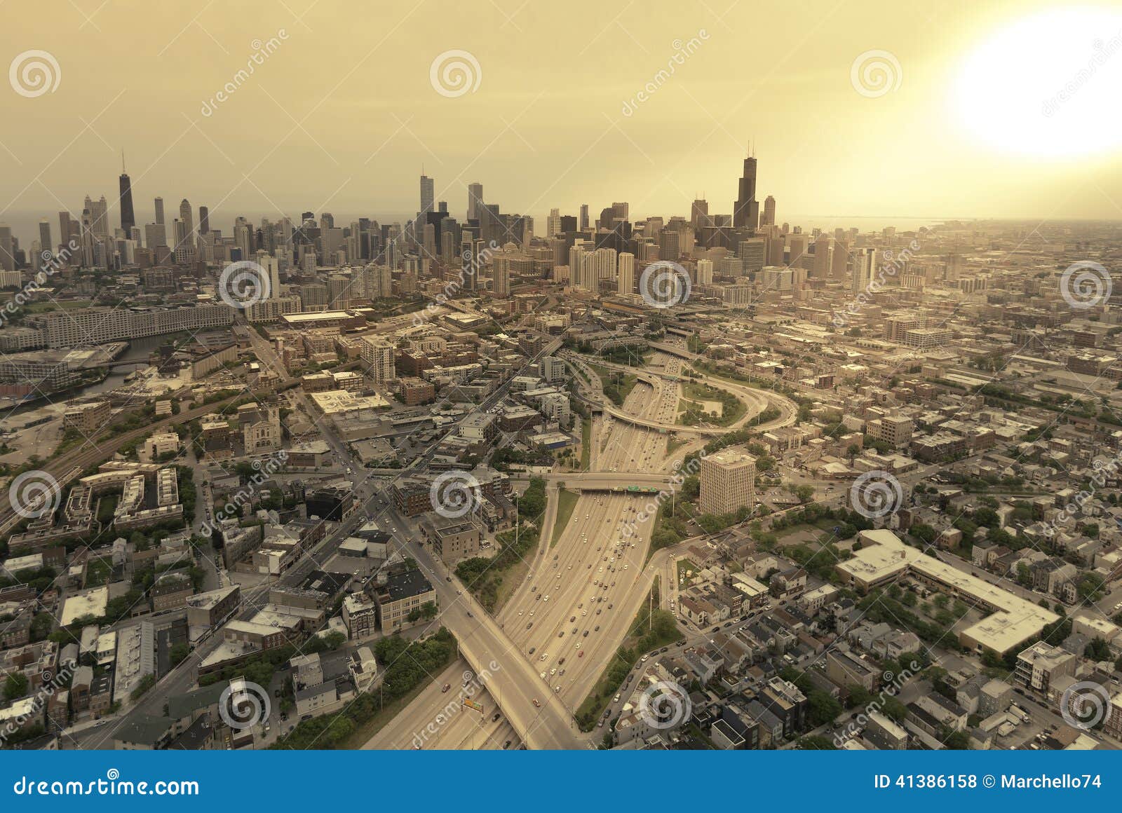 Luchtwegmening Tegen De Horizon Van Chicago Stock Foto - Image of ...