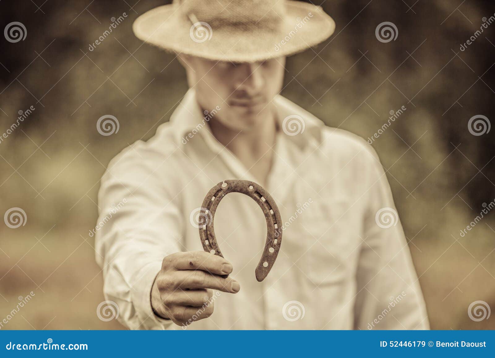 Lucky Farmer Holding Een Hoef Stock Afbeelding - Image of hoed, inwoner ...