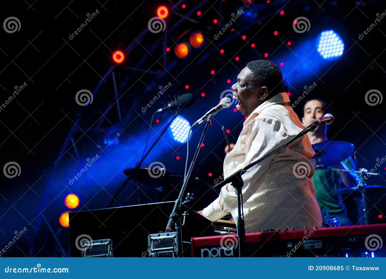 Lucky Peterson sings editorial image. Image of event - 20908685