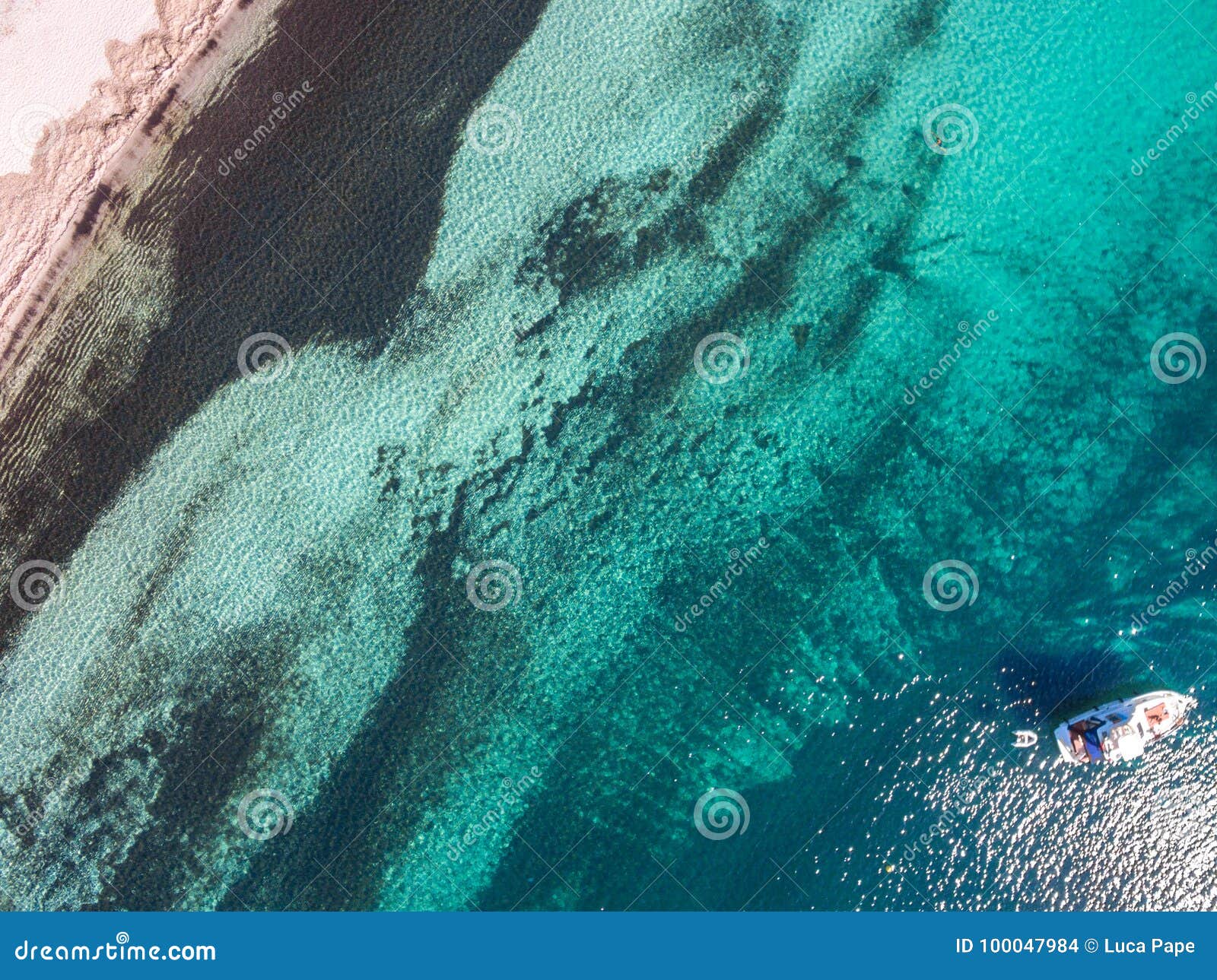 Luftbrummenansicht Des Motorboots Oder Der Yacht, Die Nahe Strand ...