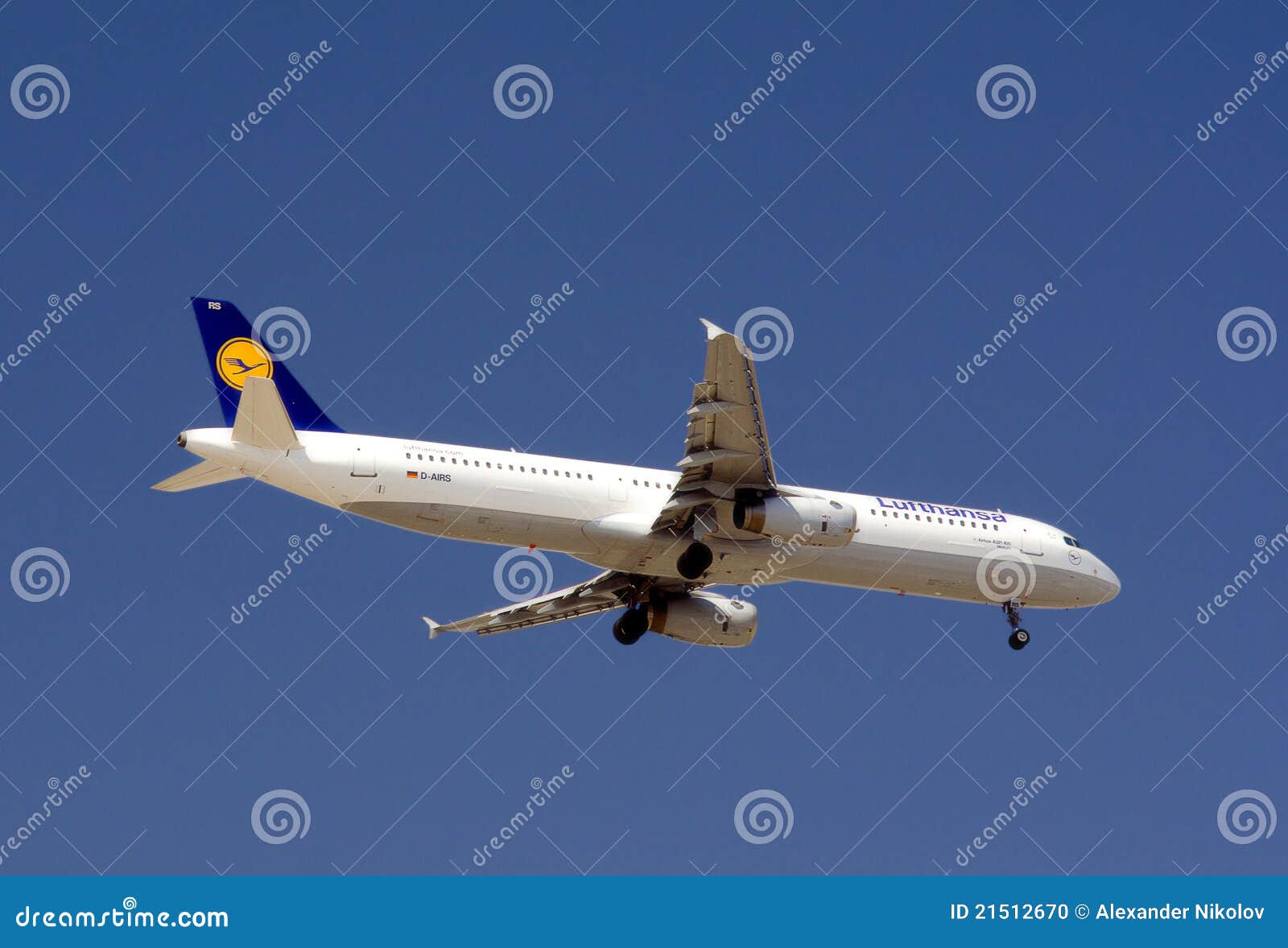 Lufthansa Plane descending editorial image. Image of aeroplane - 21512670
