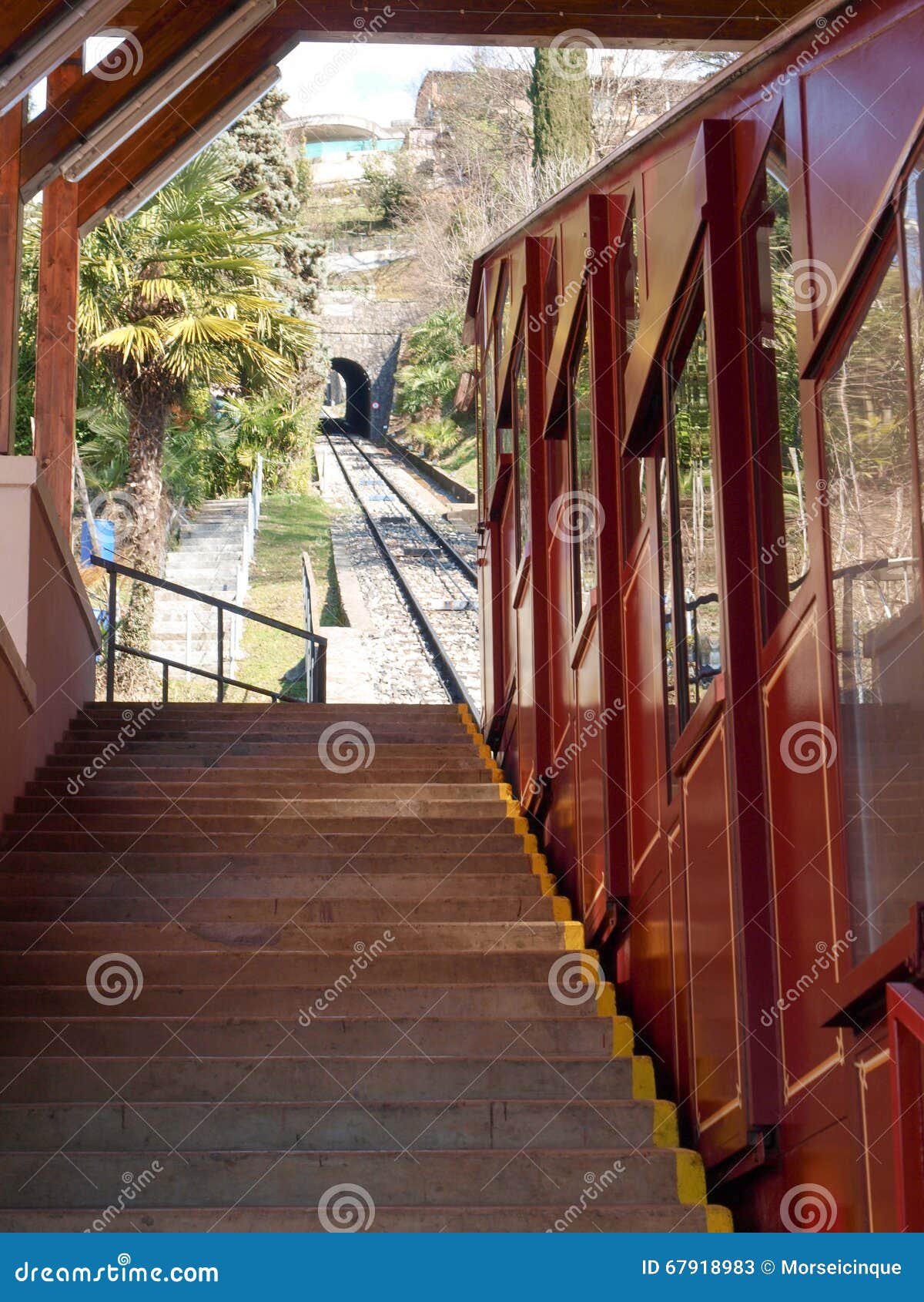 Lugano, Funicular Dla Wspinaczki Monte Bre Zdjęcie Stock Editorial ...