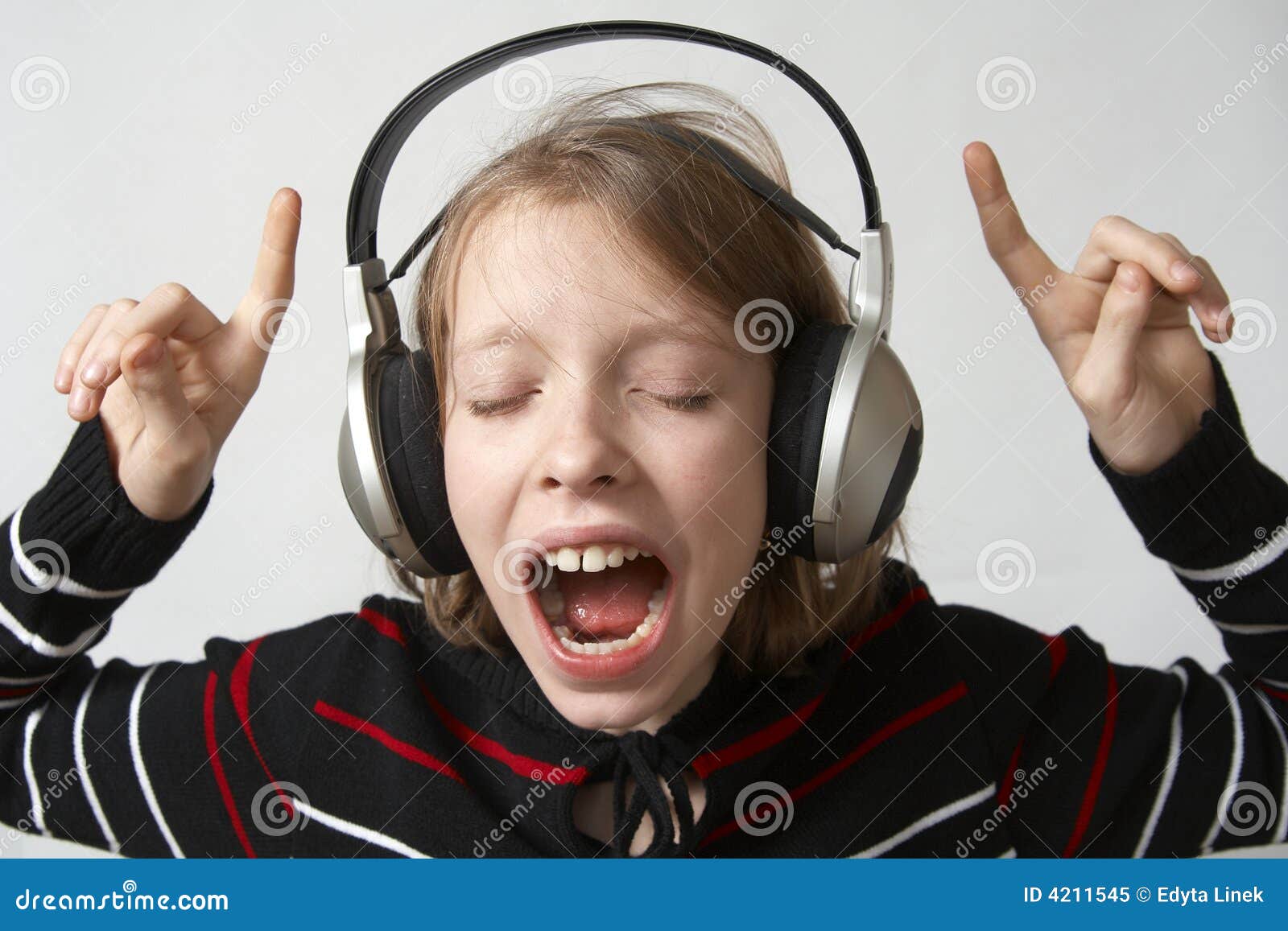 Luister aan muziek stock afbeelding. Image of jeugd, audio - 4211545