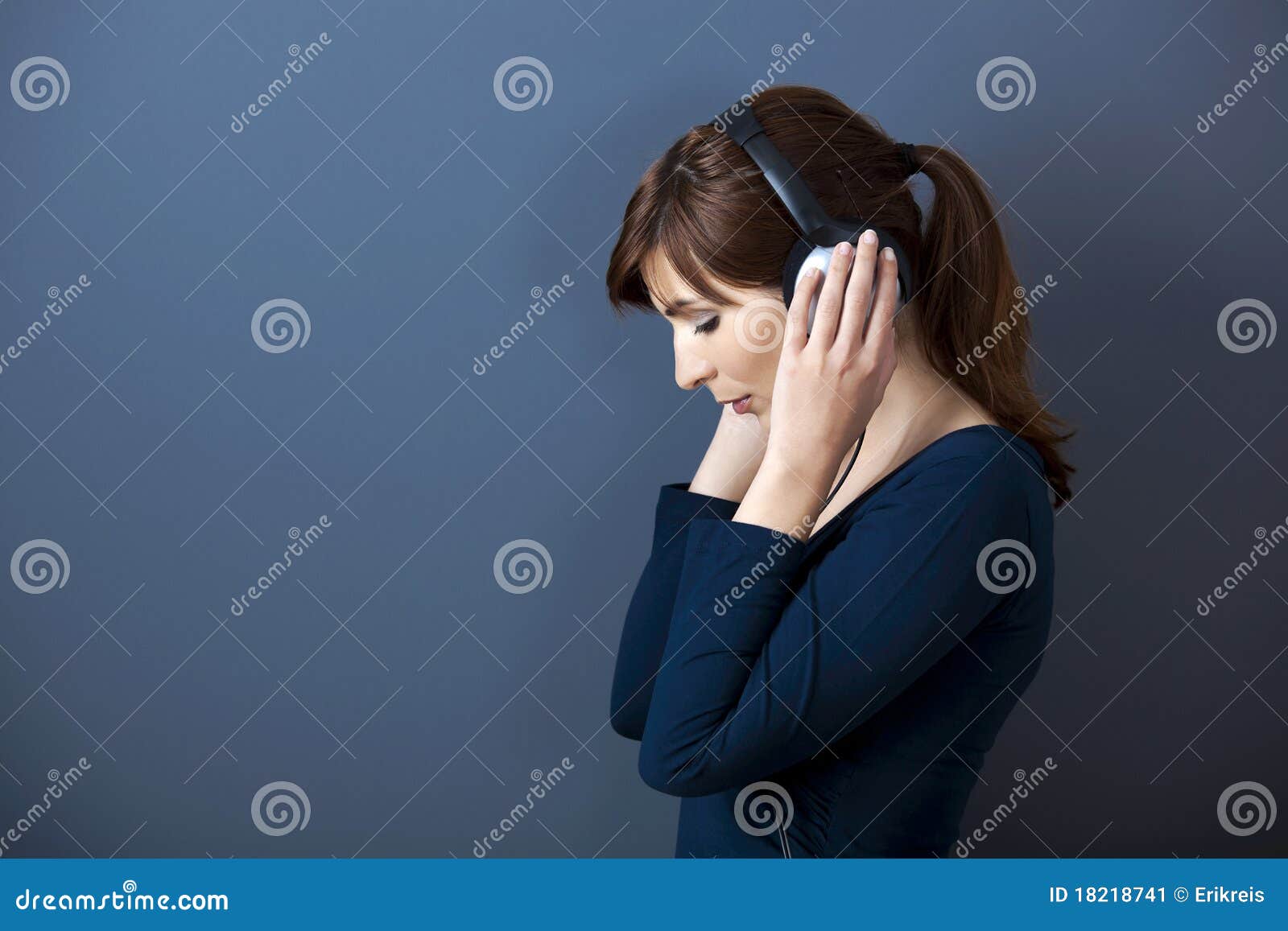 Luister muziek stock afbeelding. Image of gelukkig, persoon - 18218741