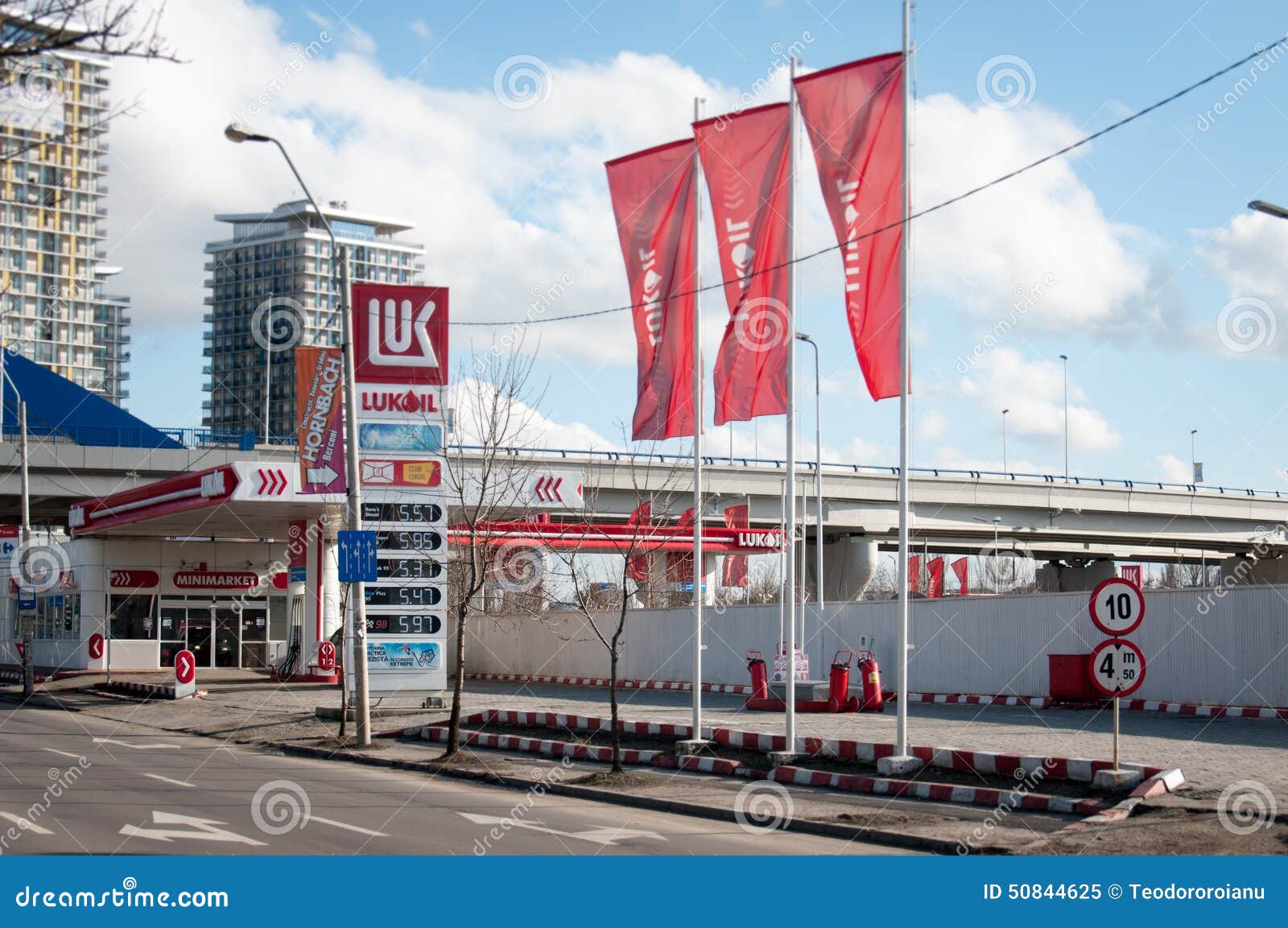 Luk Oil-Tankstellen redaktionelles bild. Bild von kosten - 50844625