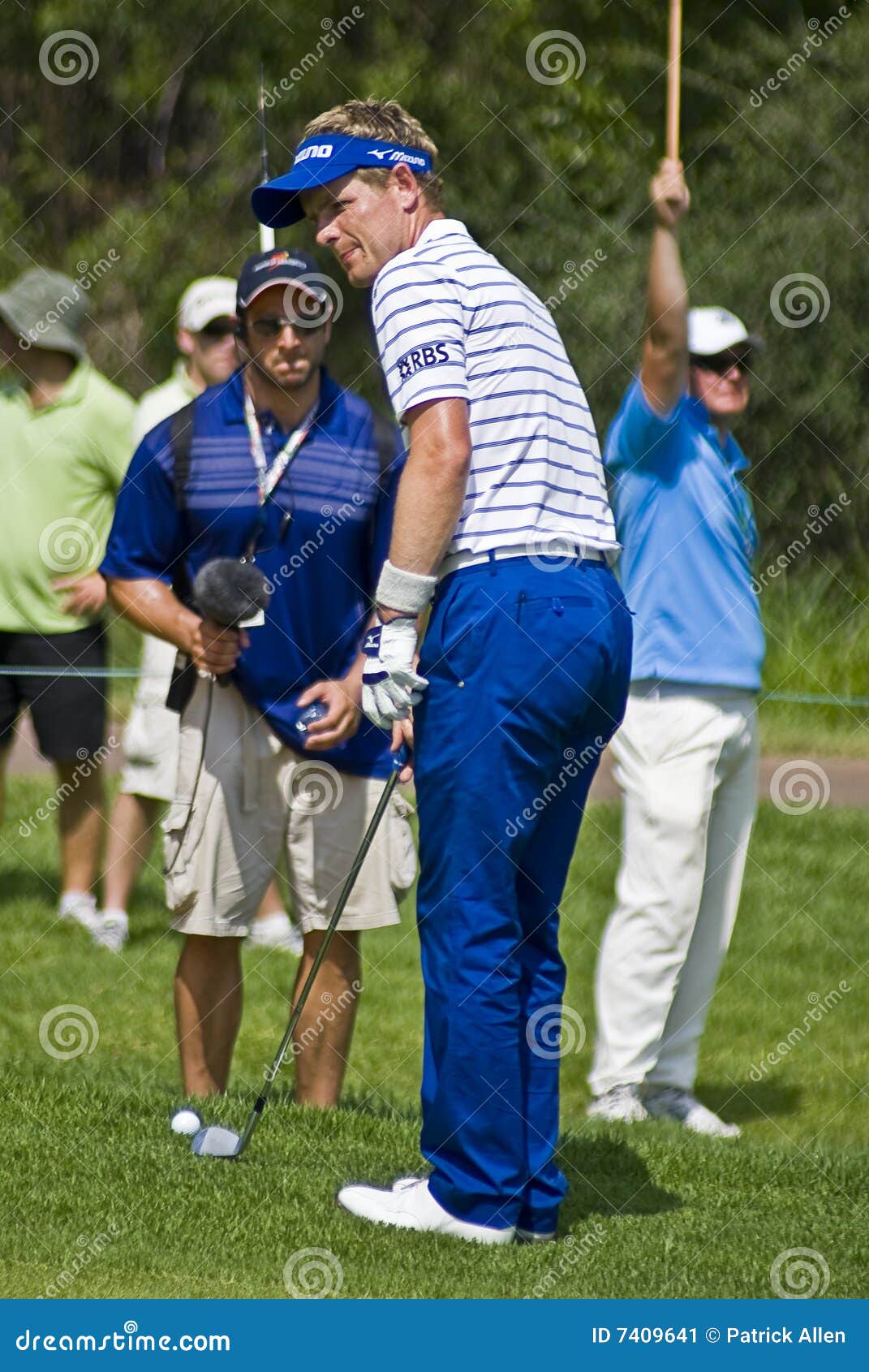 Luke Donald - One Handed Chip Editorial Photo - Image of chipping ...