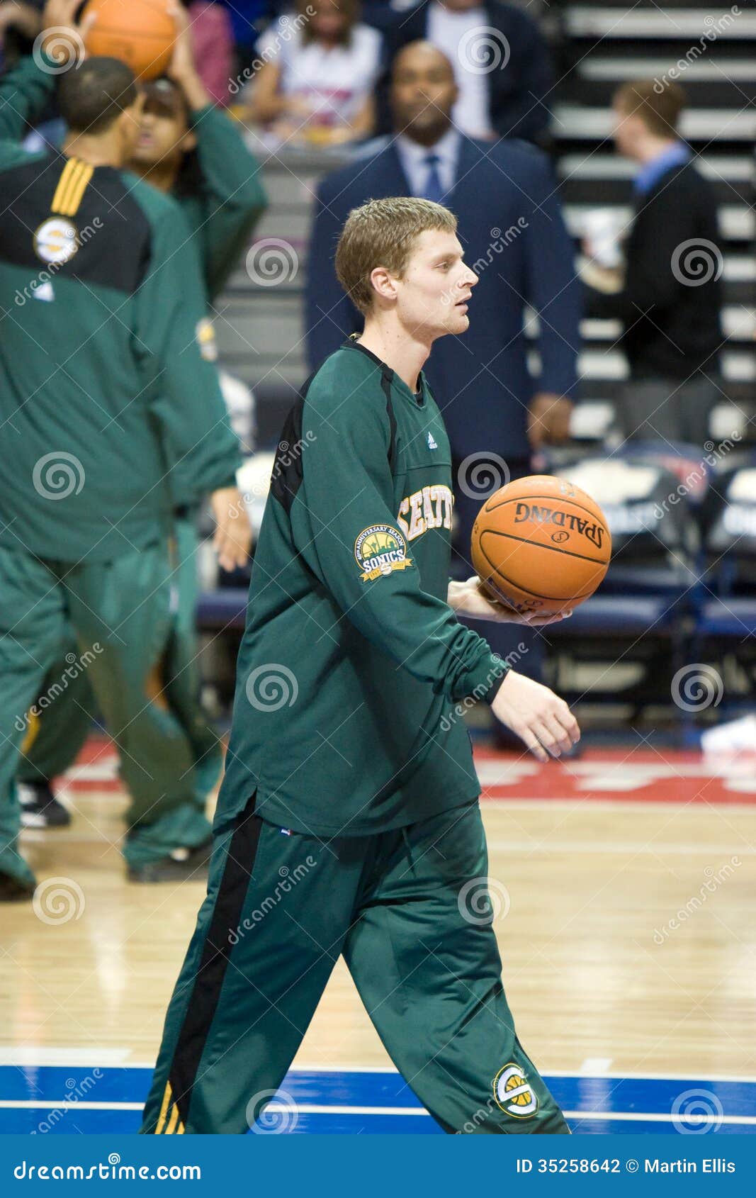 Luke Ridnour Warms Up photographie éditorial. Image du concurrencez ...
