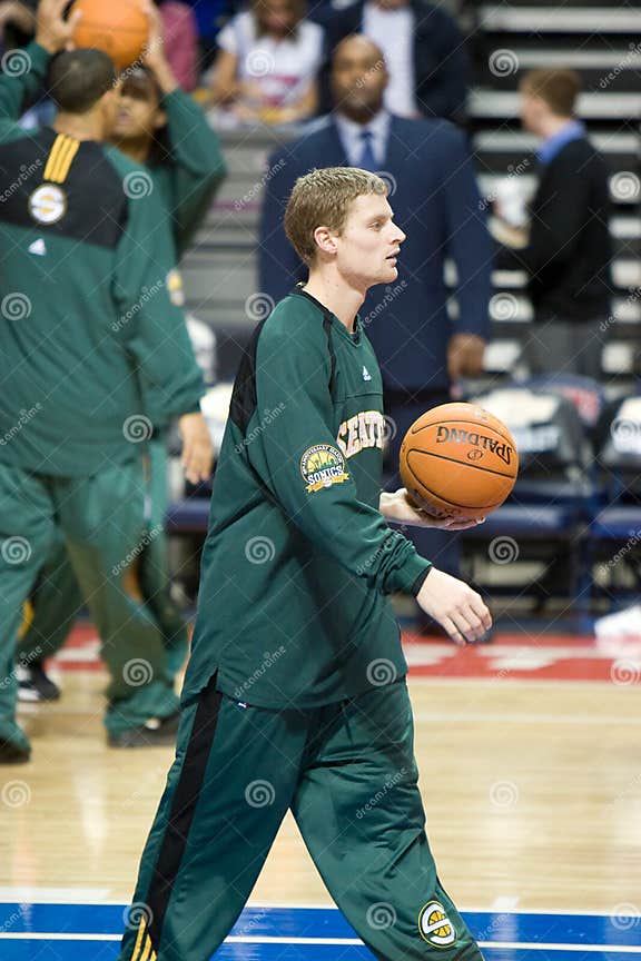 Luke Ridnour Warms Up photographie éditorial. Image du concurrencez ...
