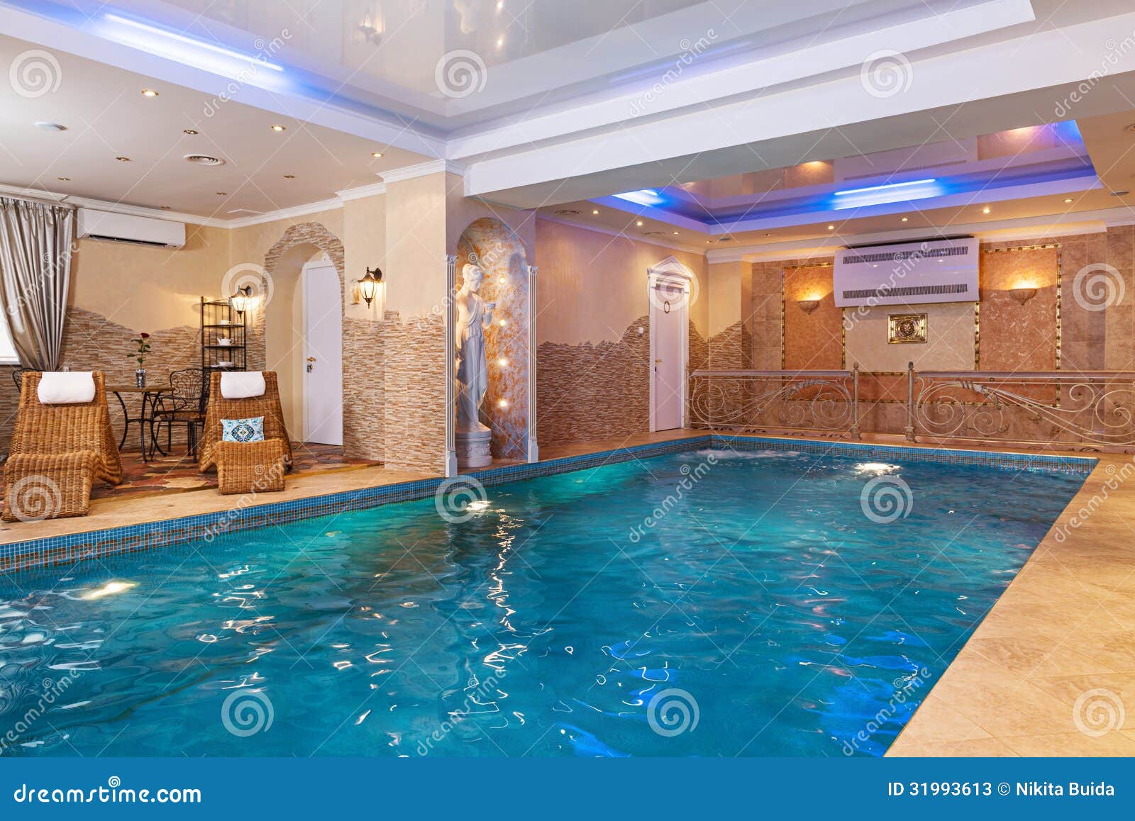 Luksusowy basen obraz stock. Obraz złożonej z spokojny - 31993613