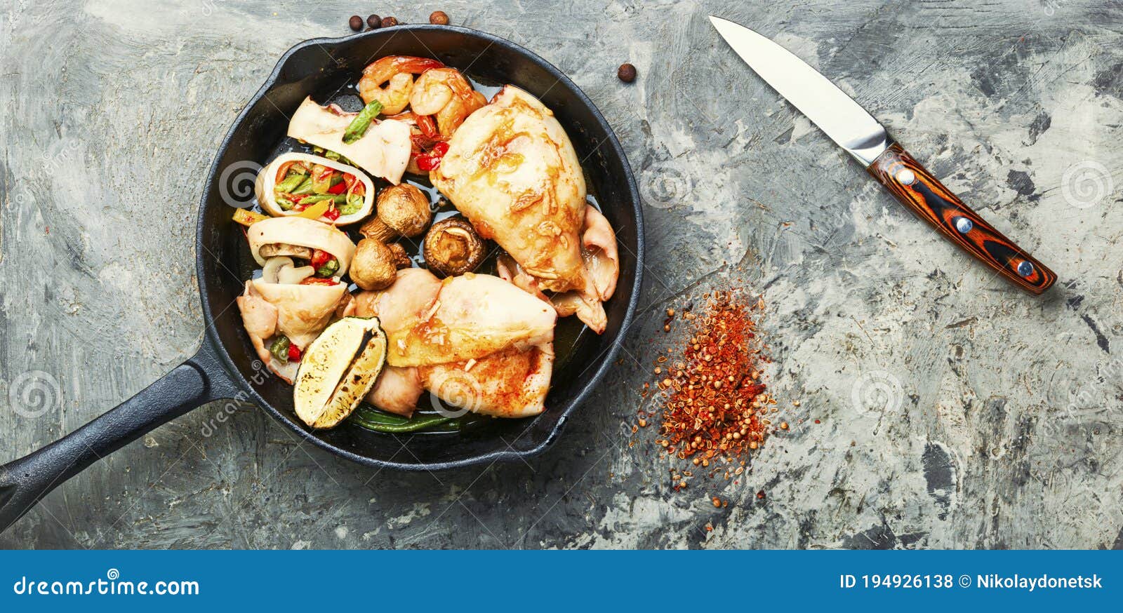 Lula assada recheada foto de stock. Imagem de italiano - 194926138