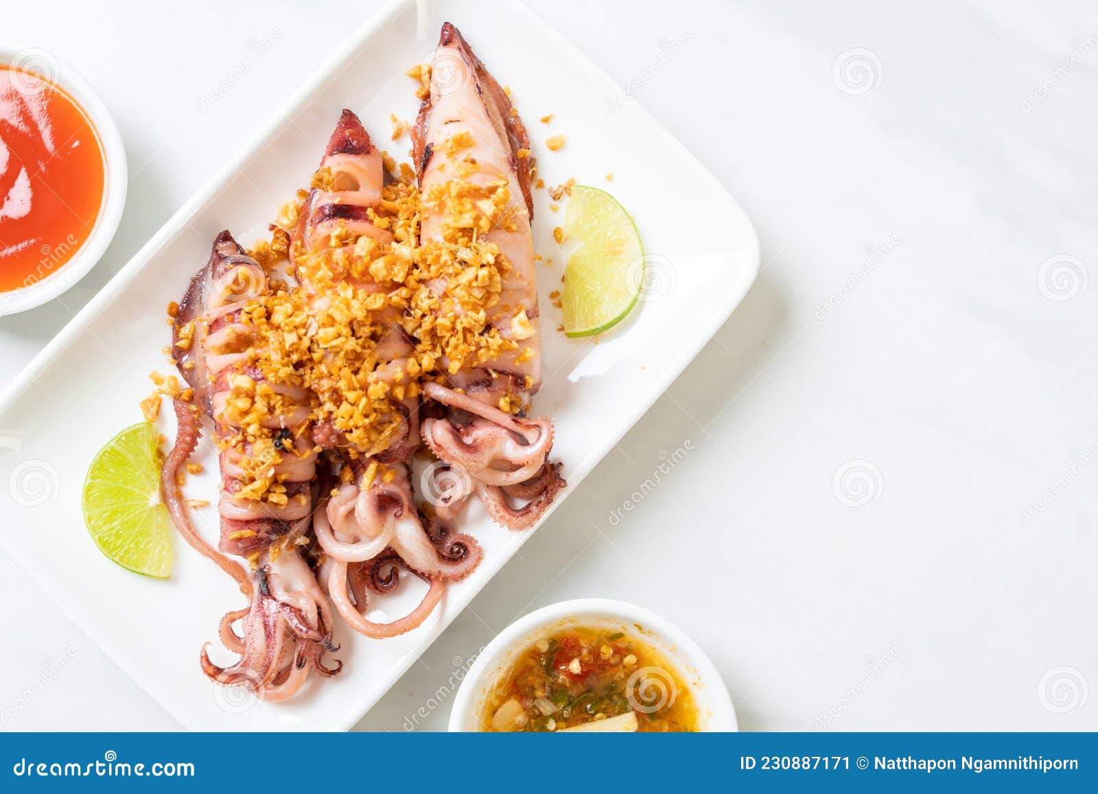 Lula frita com alho imagem de stock. Imagem de cozinhar - 230887171