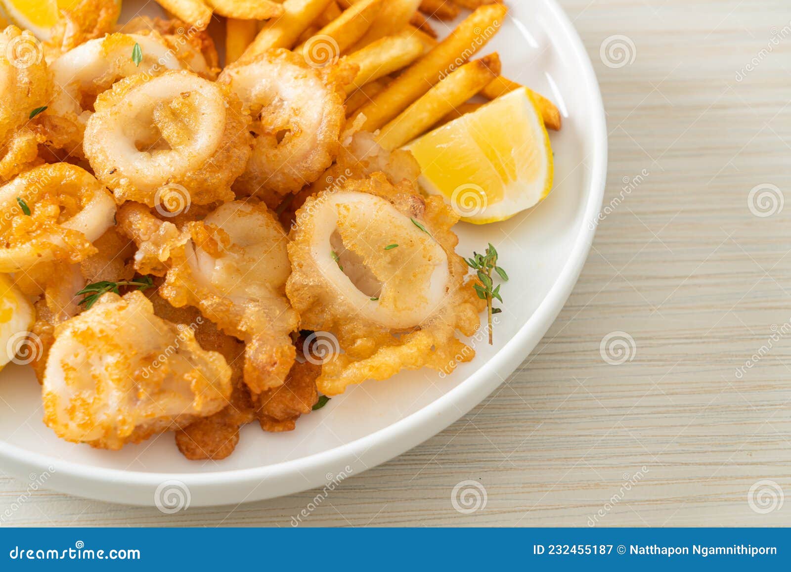 Lula Frita Ou Polvo Com Batatas Fritas Imagem de Stock - Imagem de ...