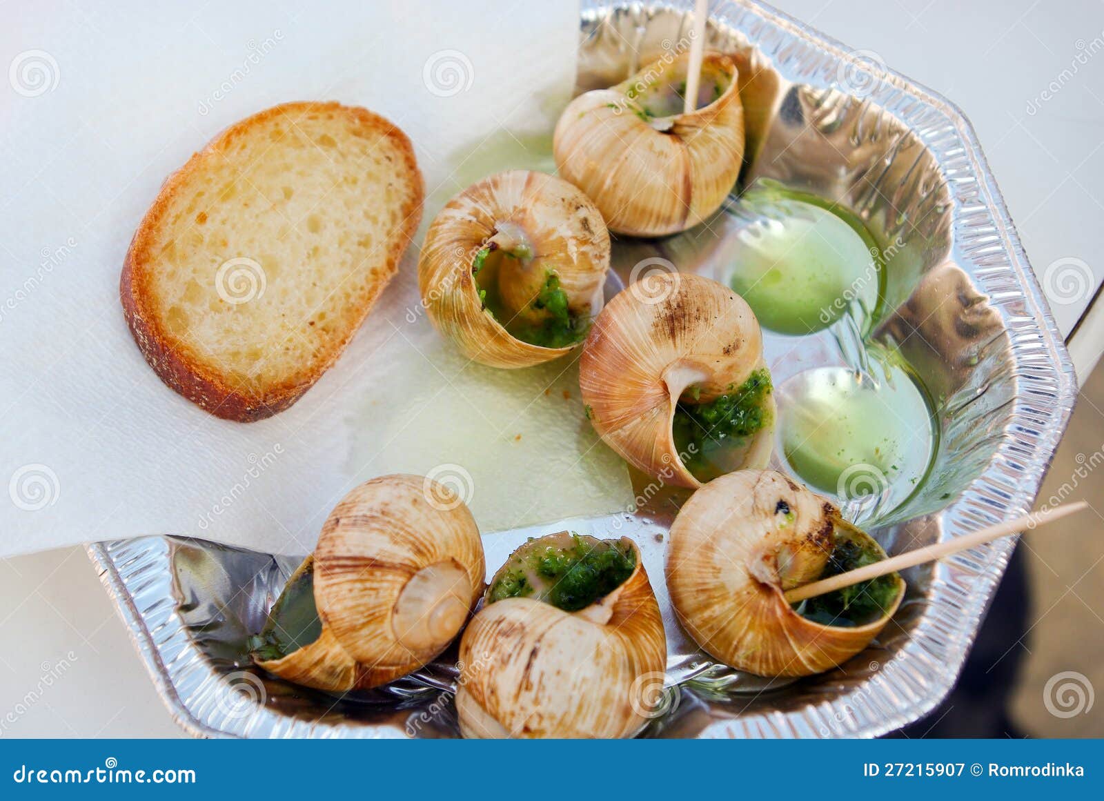 Lumache Come Alimento Gastronomico Con Pane Immagine Stock - Immagine ...