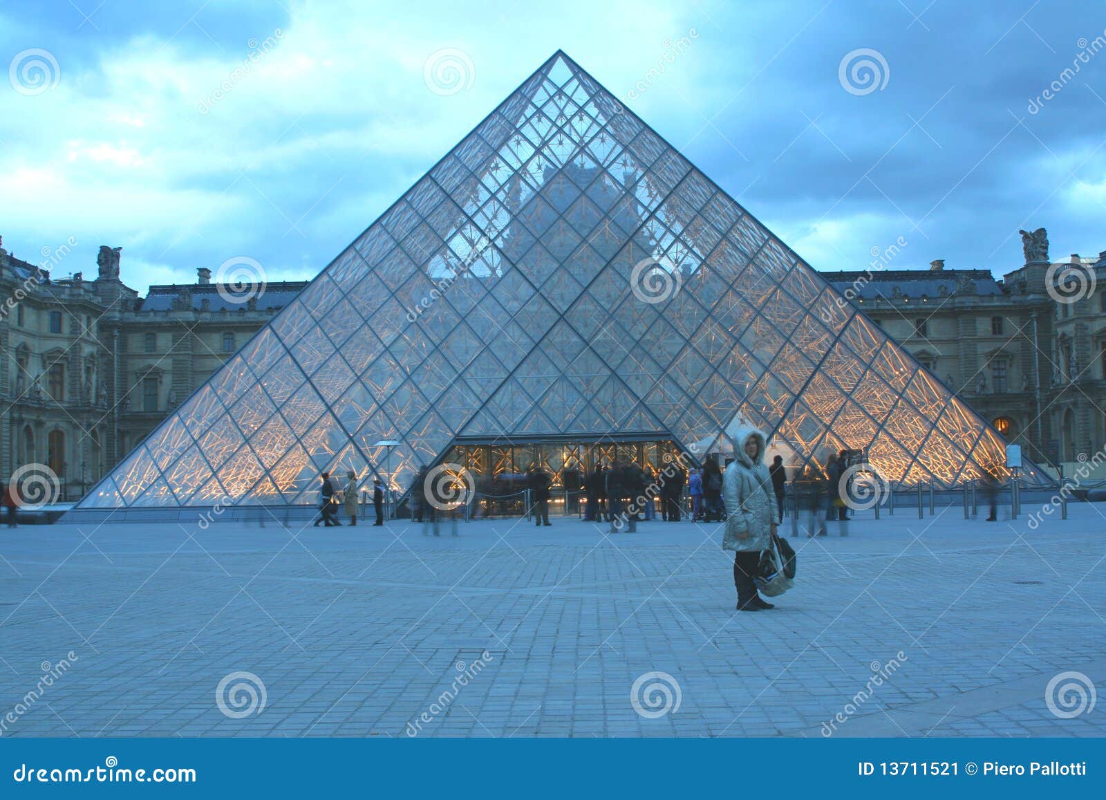 Lumbrera por noche foto editorial. Imagen de turista - 13711521