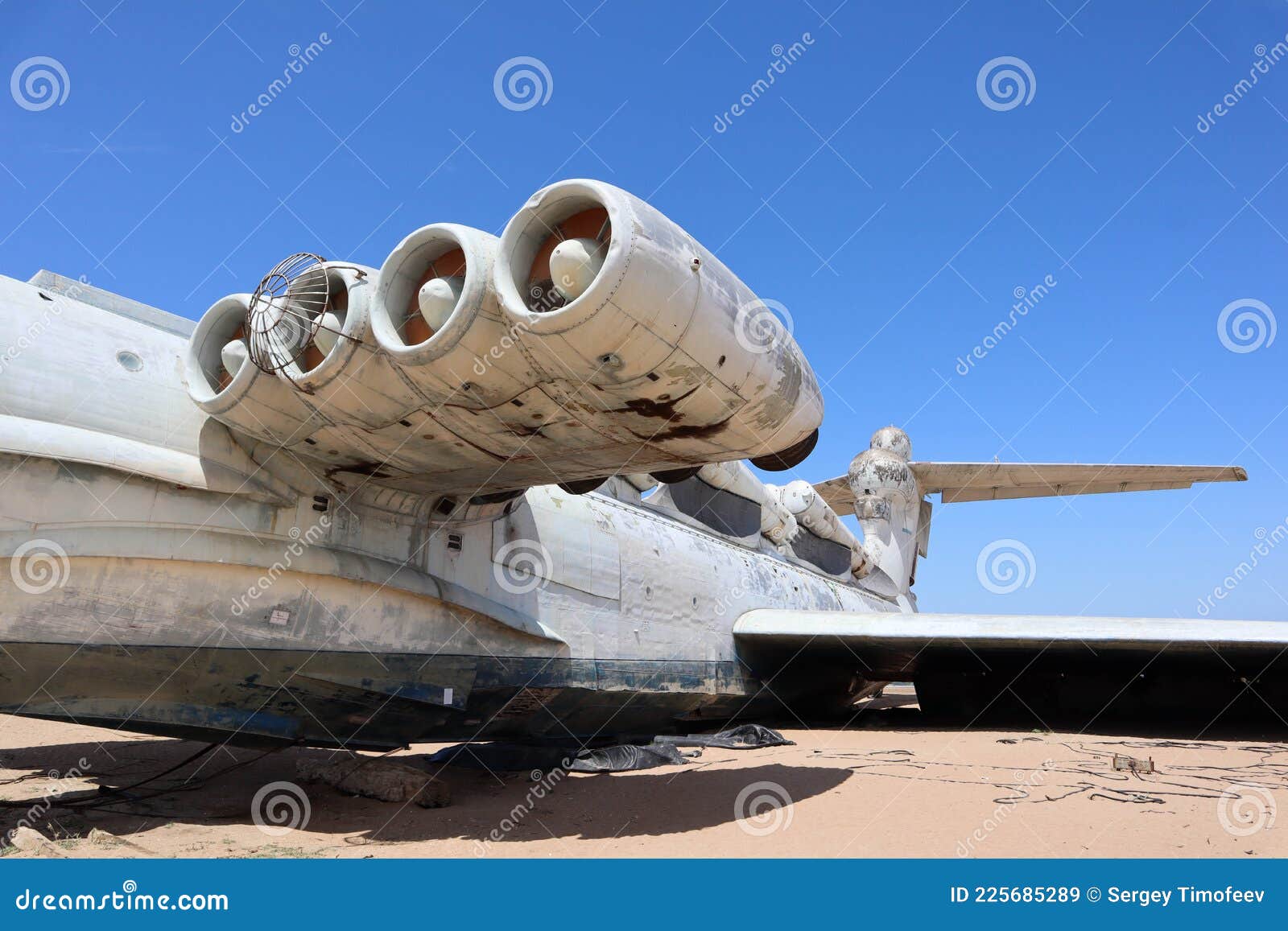 Lun-class Ekranoplan Floatplane - Unique Soviet Weaponry on the Beach ...