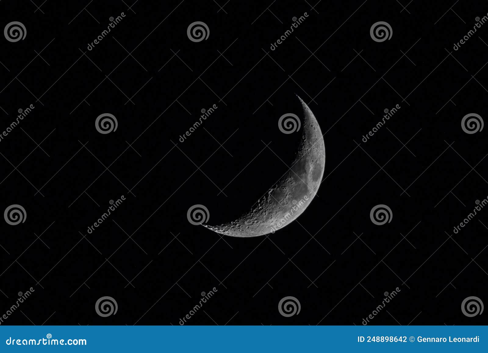 Luna creciente foto de archivo. Imagen de fondo, superficie - 248898642