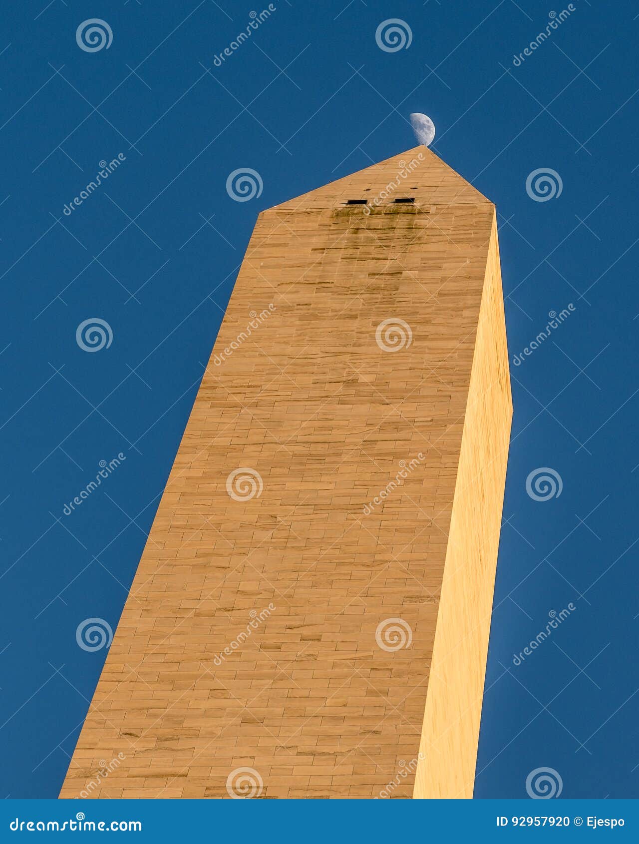 Luna en el monumento foto de archivo. Imagen de orgulloso - 92957920