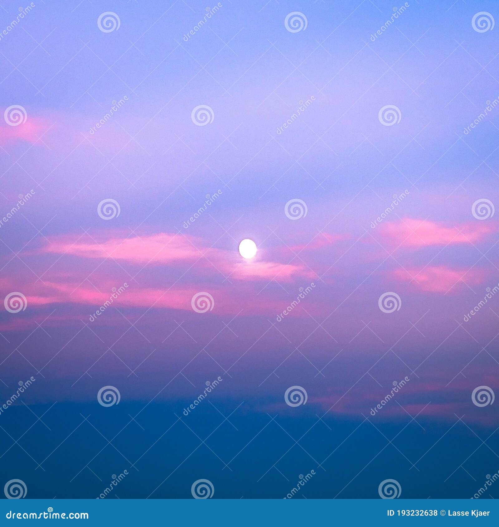 Luna en un cielo morado foto de archivo. Imagen de hoja - 193232638