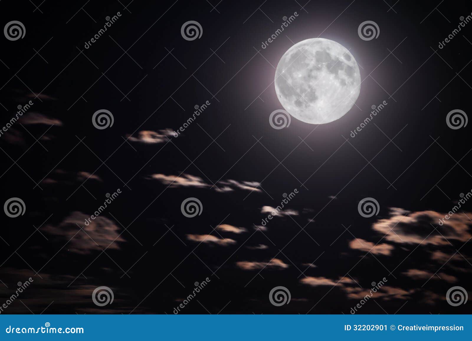 Luna Llena y nubes imagen de archivo. Imagen de oscuridad - 32202901