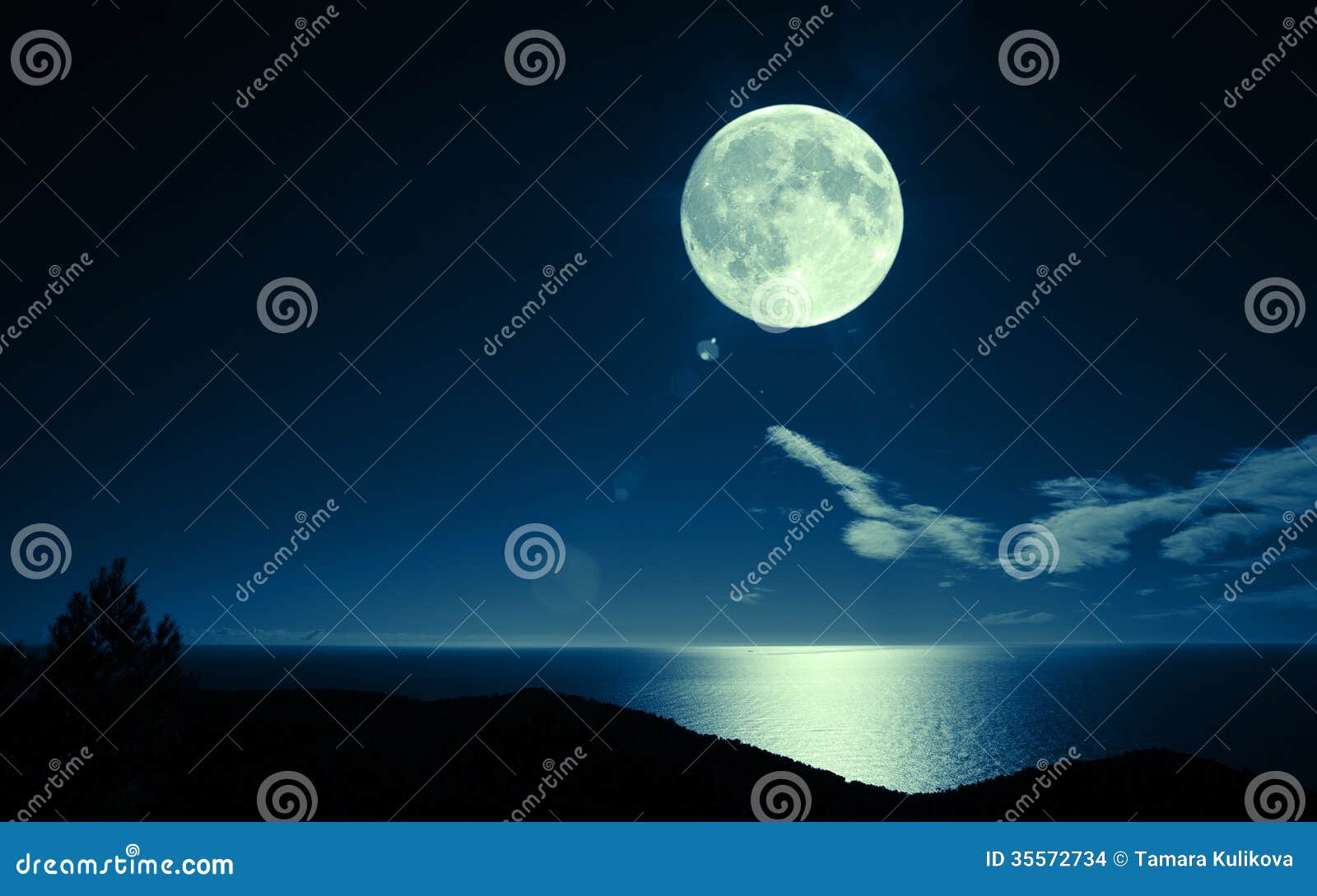 Luna piena sopra il mare fotografia stock. Immagine di pieno - 35572734