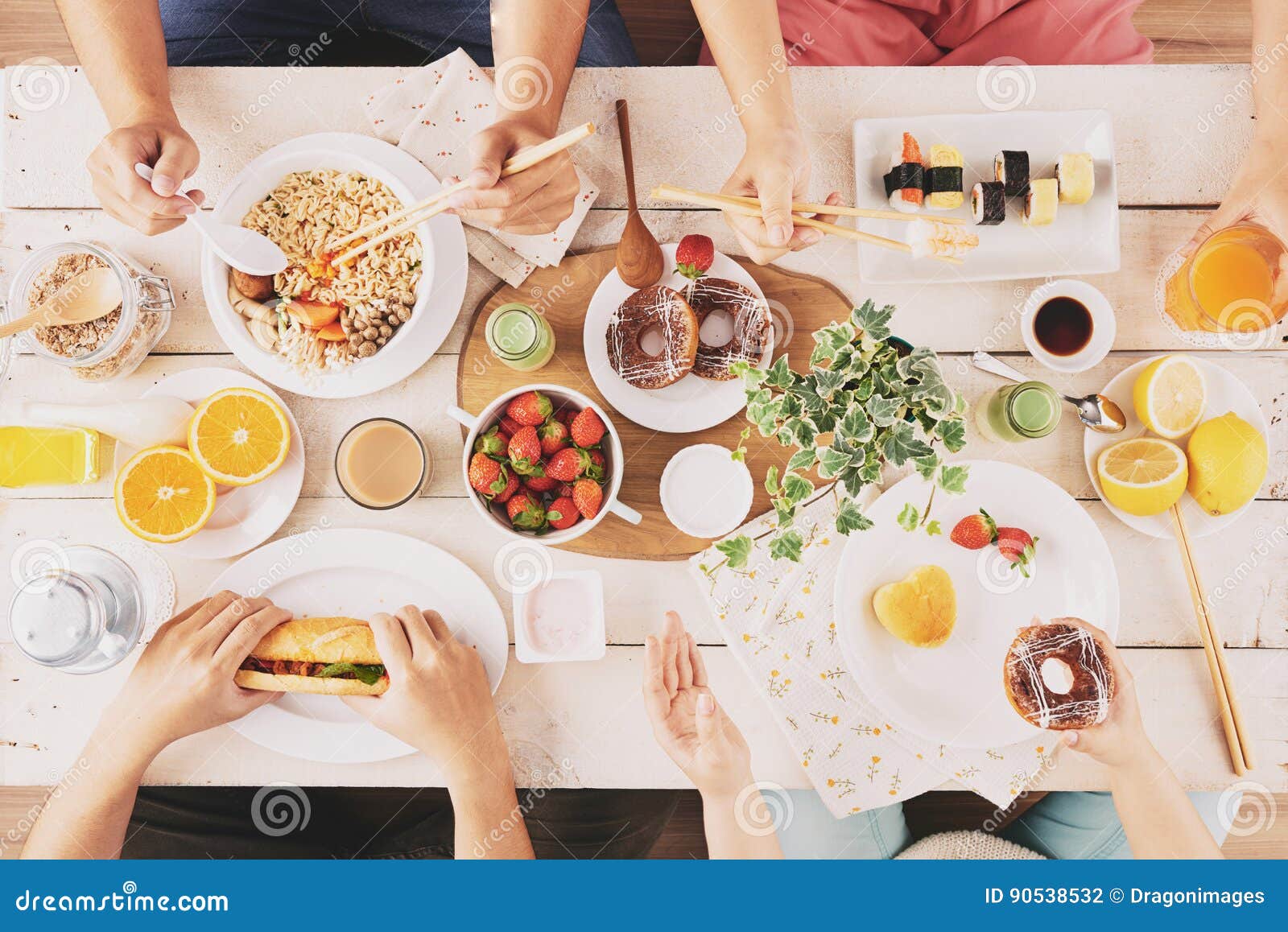Lunch arkivfoto. Bild av susi, nuddar, frukt, vän, gourmet - 90538532