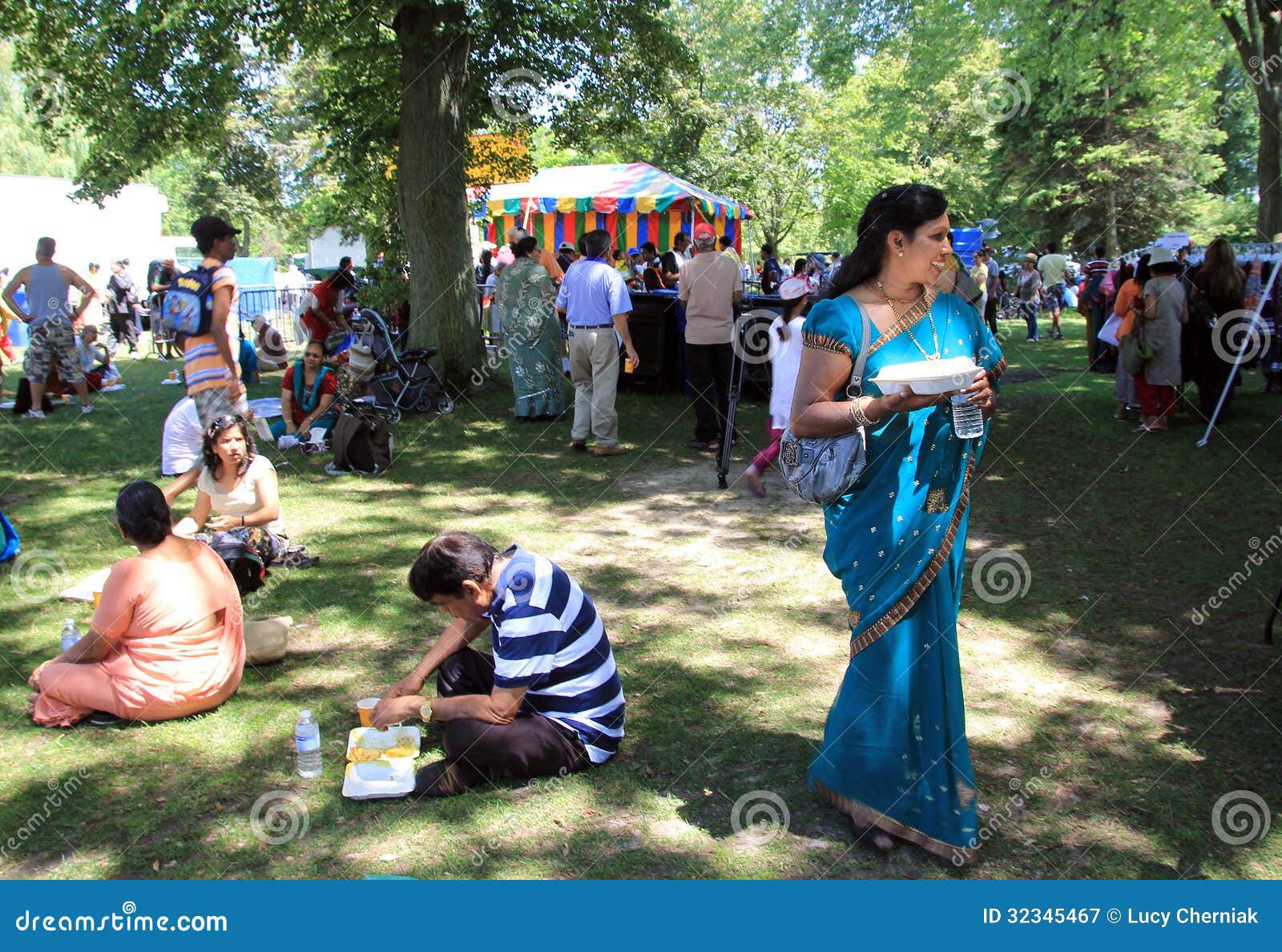 Lunch bij Festival redactionele fotografie. Image of kinderen - 32345467