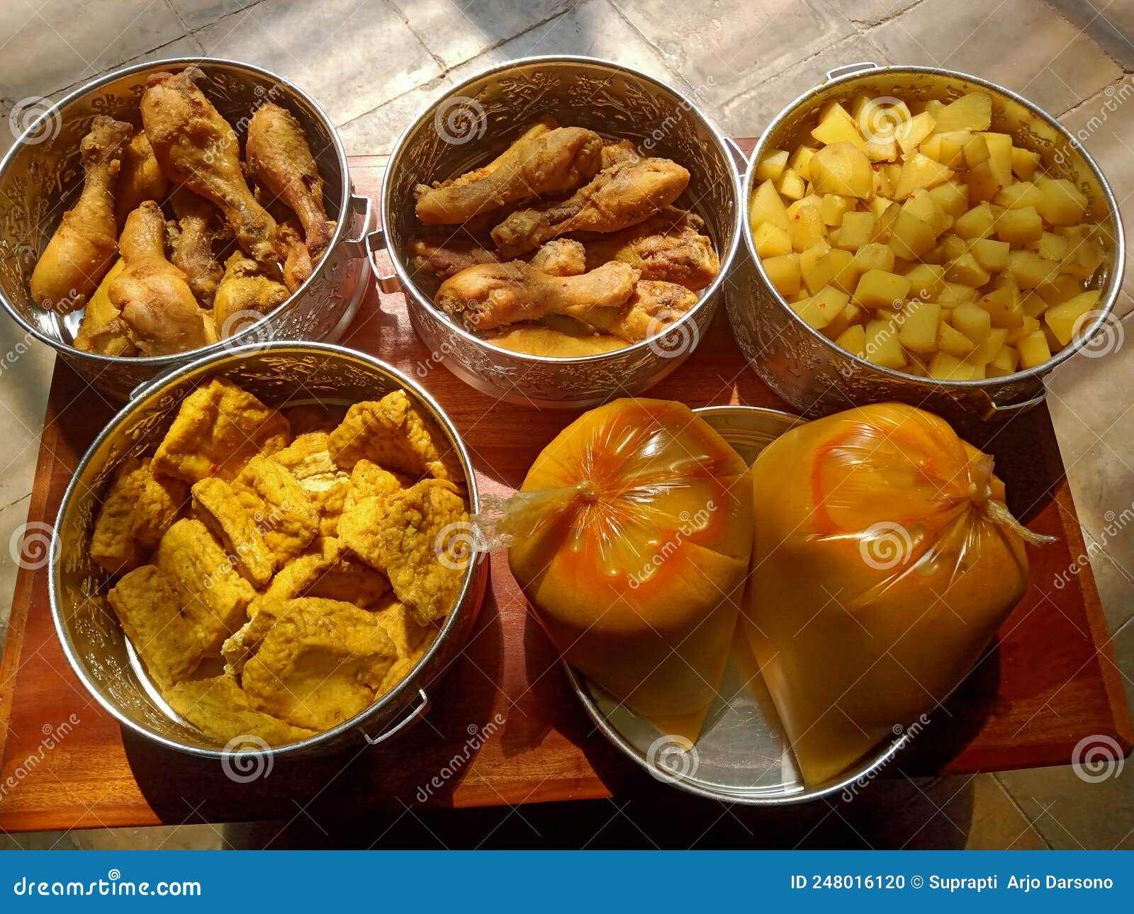 Lunch Package in the Form of Vegetables, Fried Chiken and Side Dishes ...