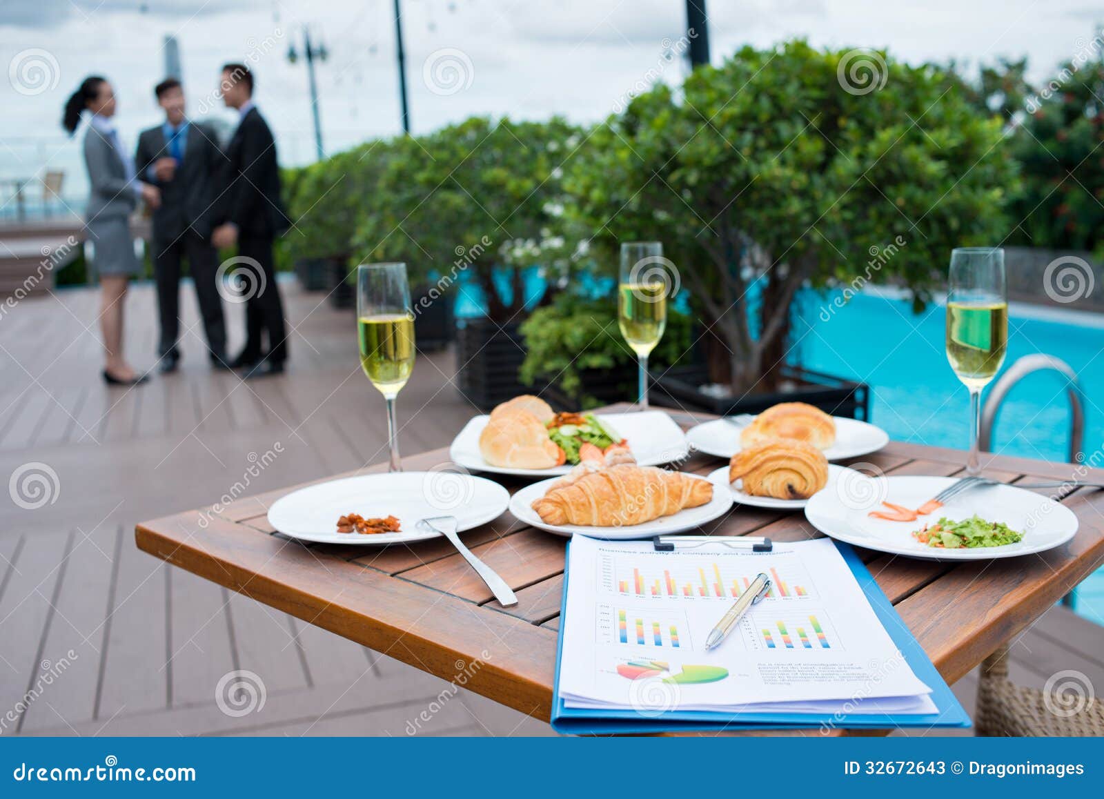 Lunch voor bedrijfsmensen stock afbeelding. Image of salade - 32672643