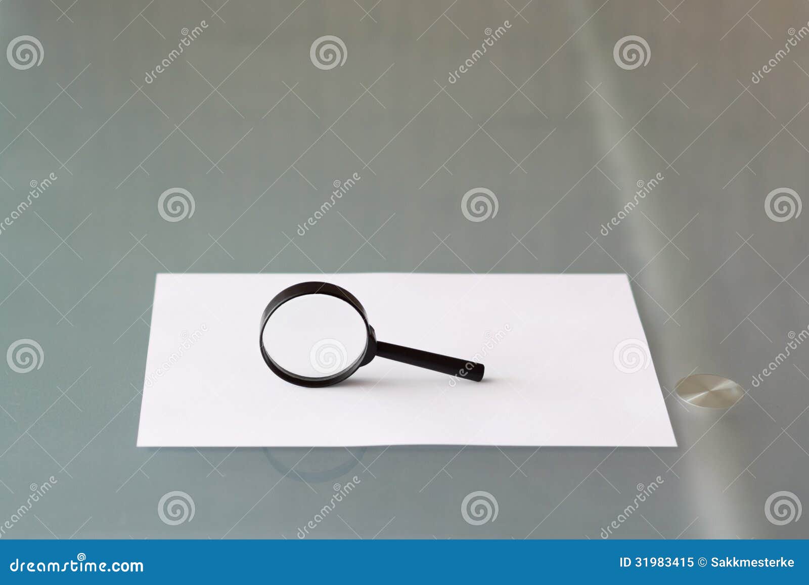 Lupa con el documento imagen de archivo. Imagen de internet - 31983415