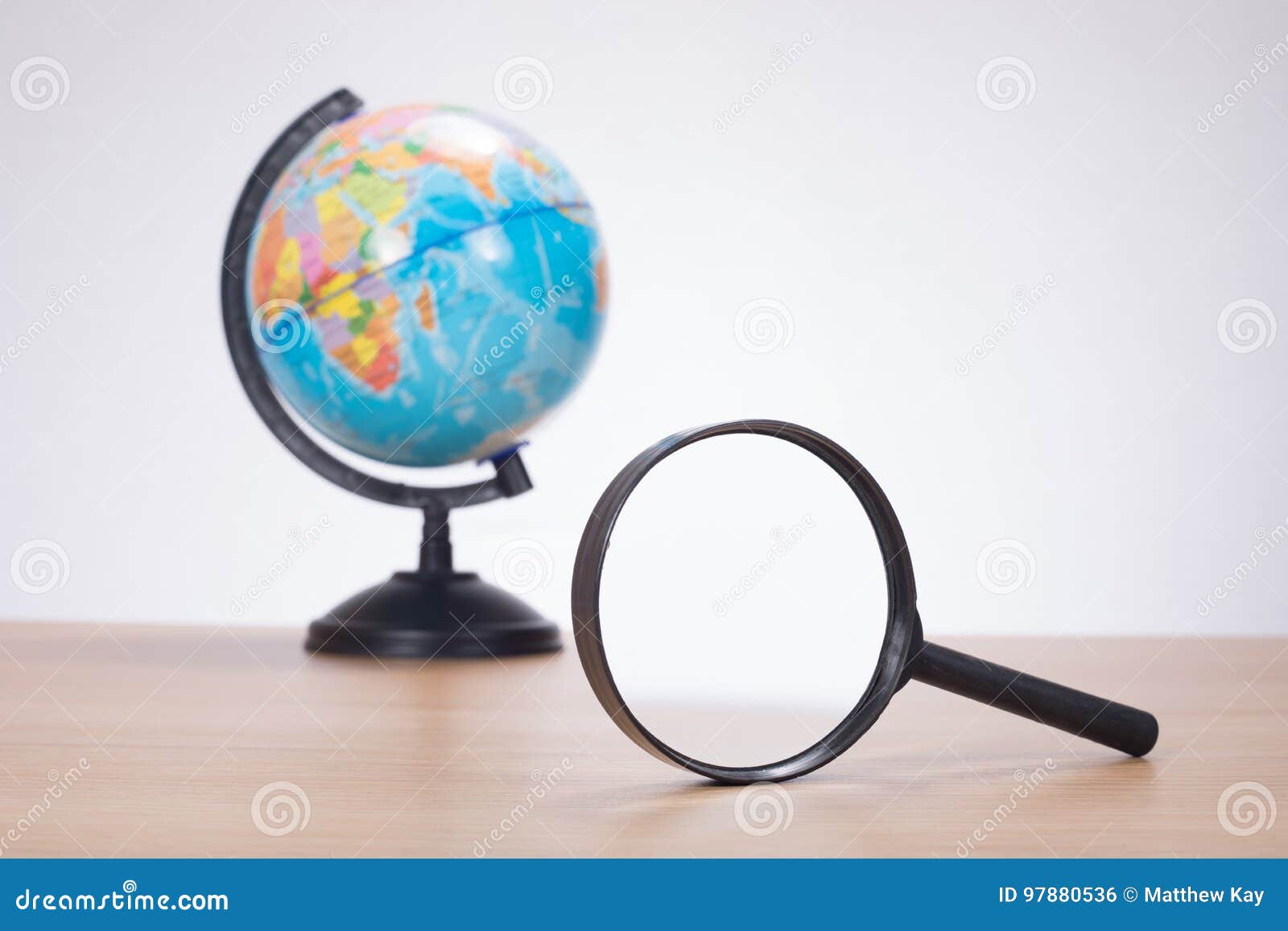 Lupa con el globo en fondo foto de archivo. Imagen de hilatura - 97880536