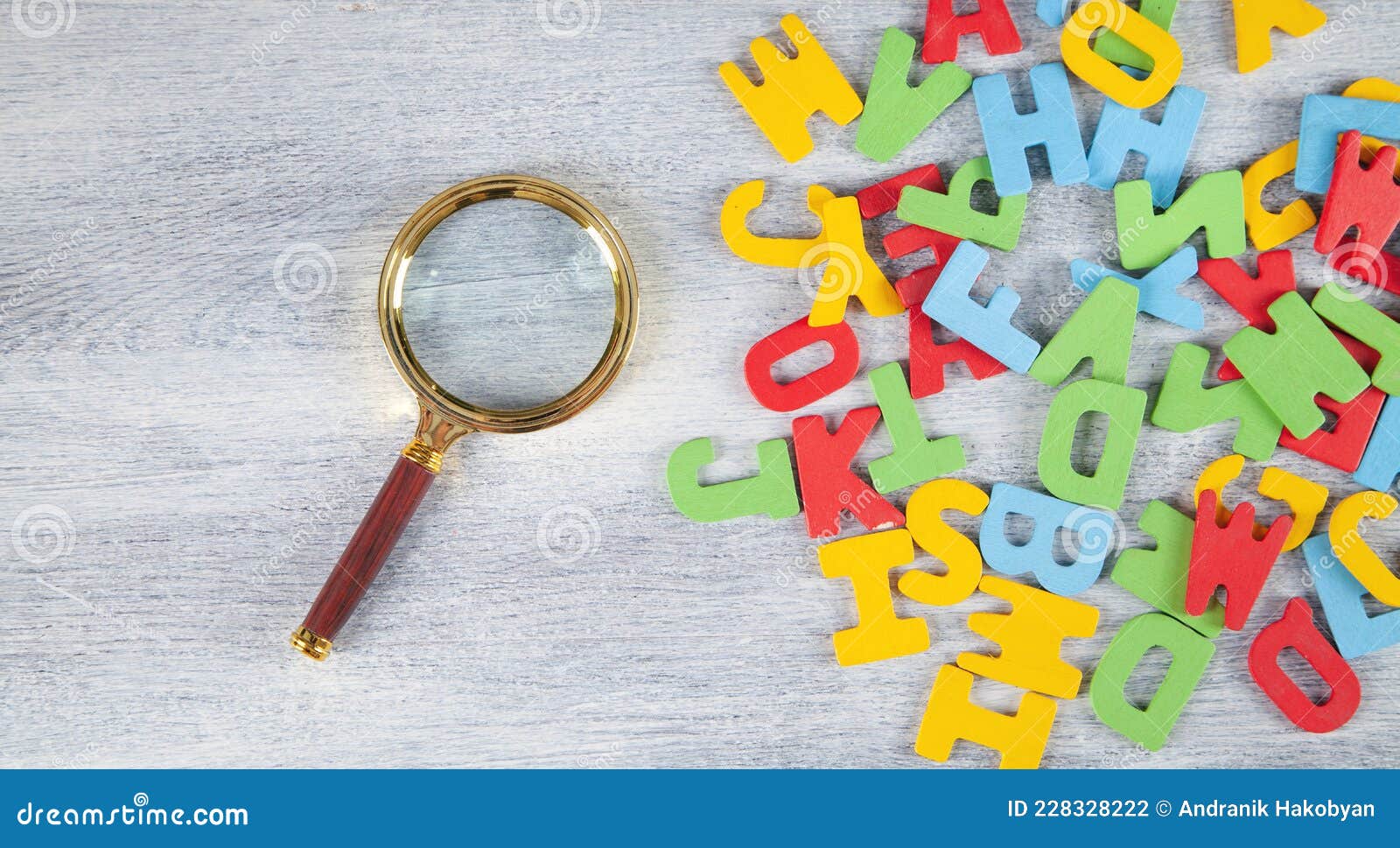 Lupa con letras coloridas foto de archivo. Imagen de creativo - 228328222