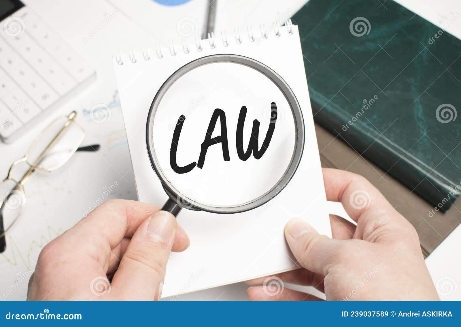 Lupa Con Ley De Texto Sobre Lupa Imagen de archivo - Imagen de negocios ...