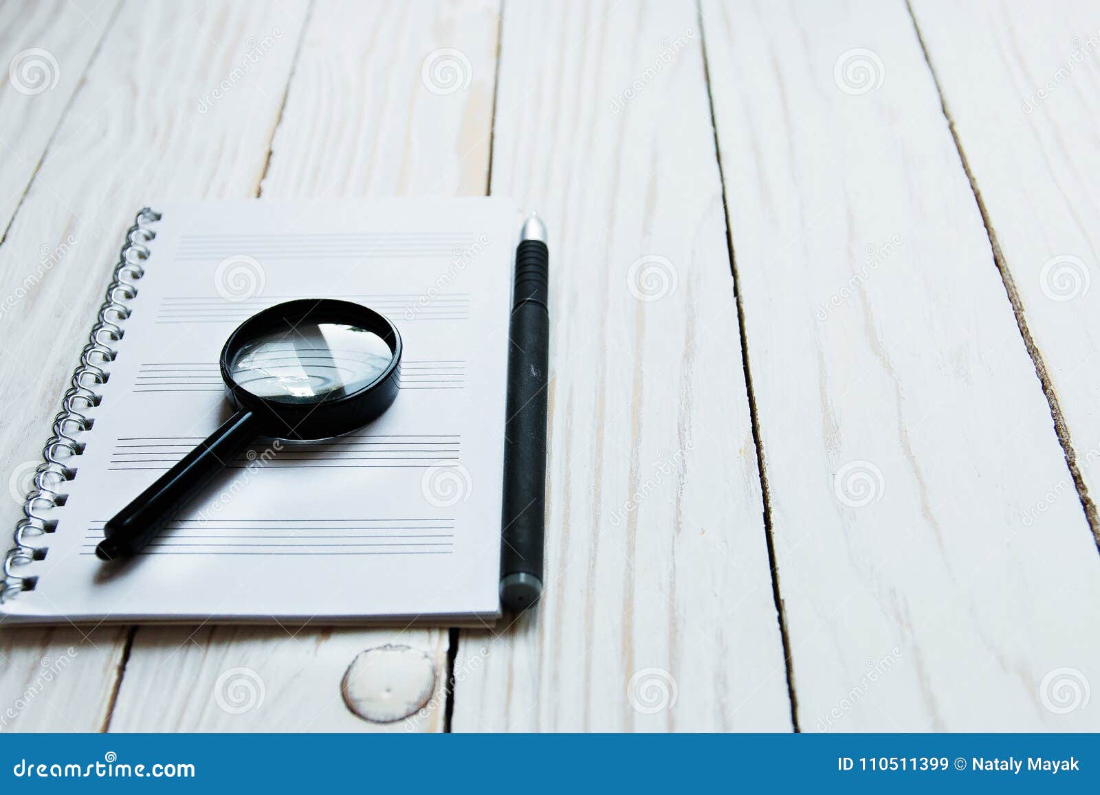 Lupa, Cuaderno, Pluma En Un Contexto De Madera Blanco Imagen de archivo ...