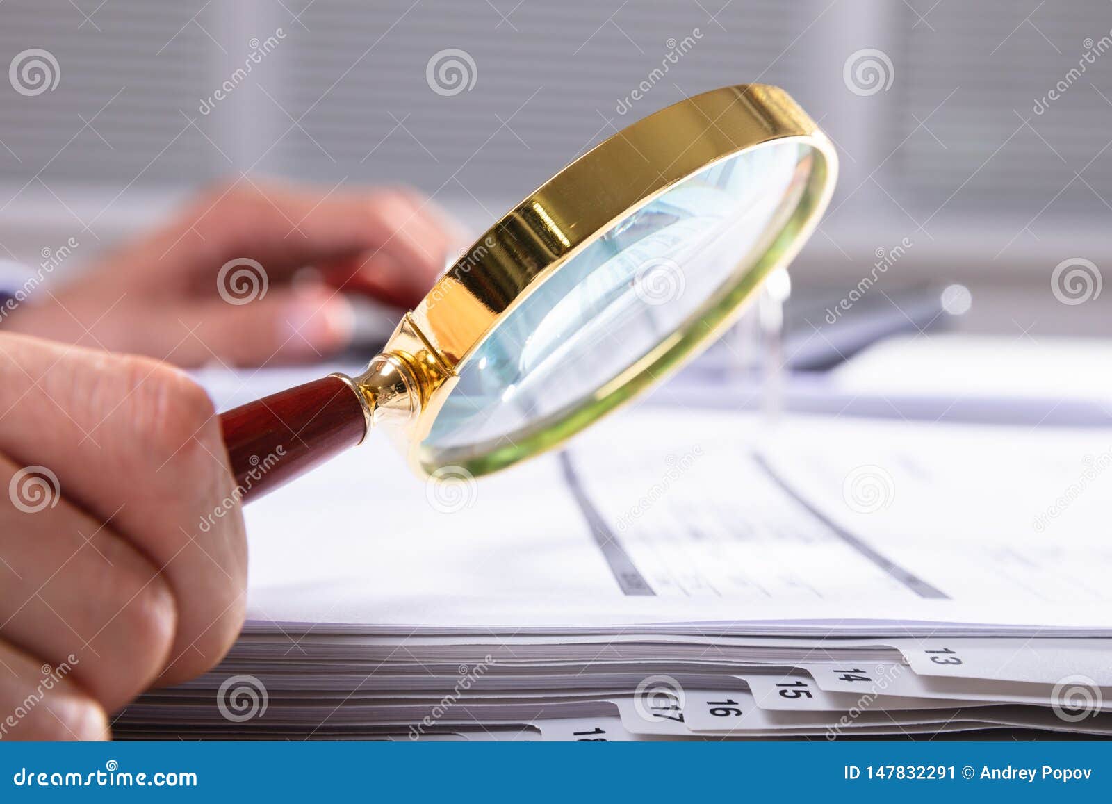 Lupa De Checking Invoice through Del Empresario Imagen de archivo ...