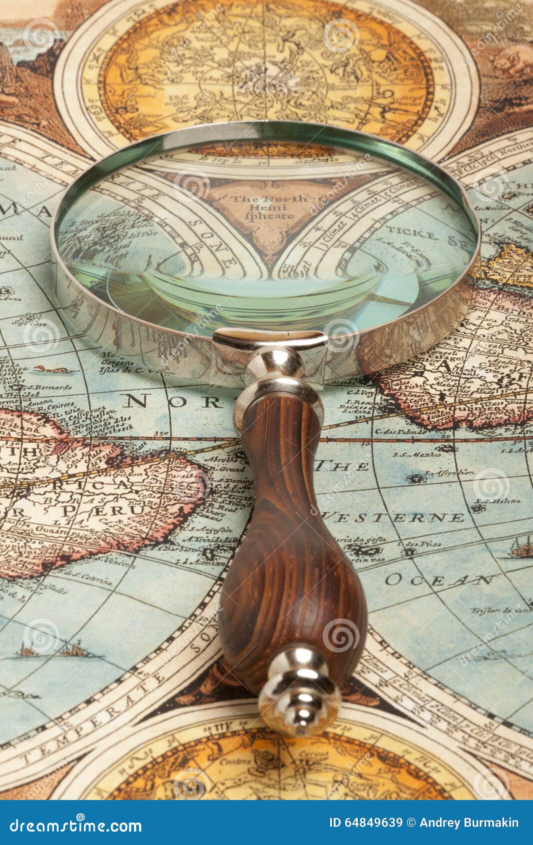 Lupa e mapa imagem de stock. Imagem de ferramenta, turista - 64849639