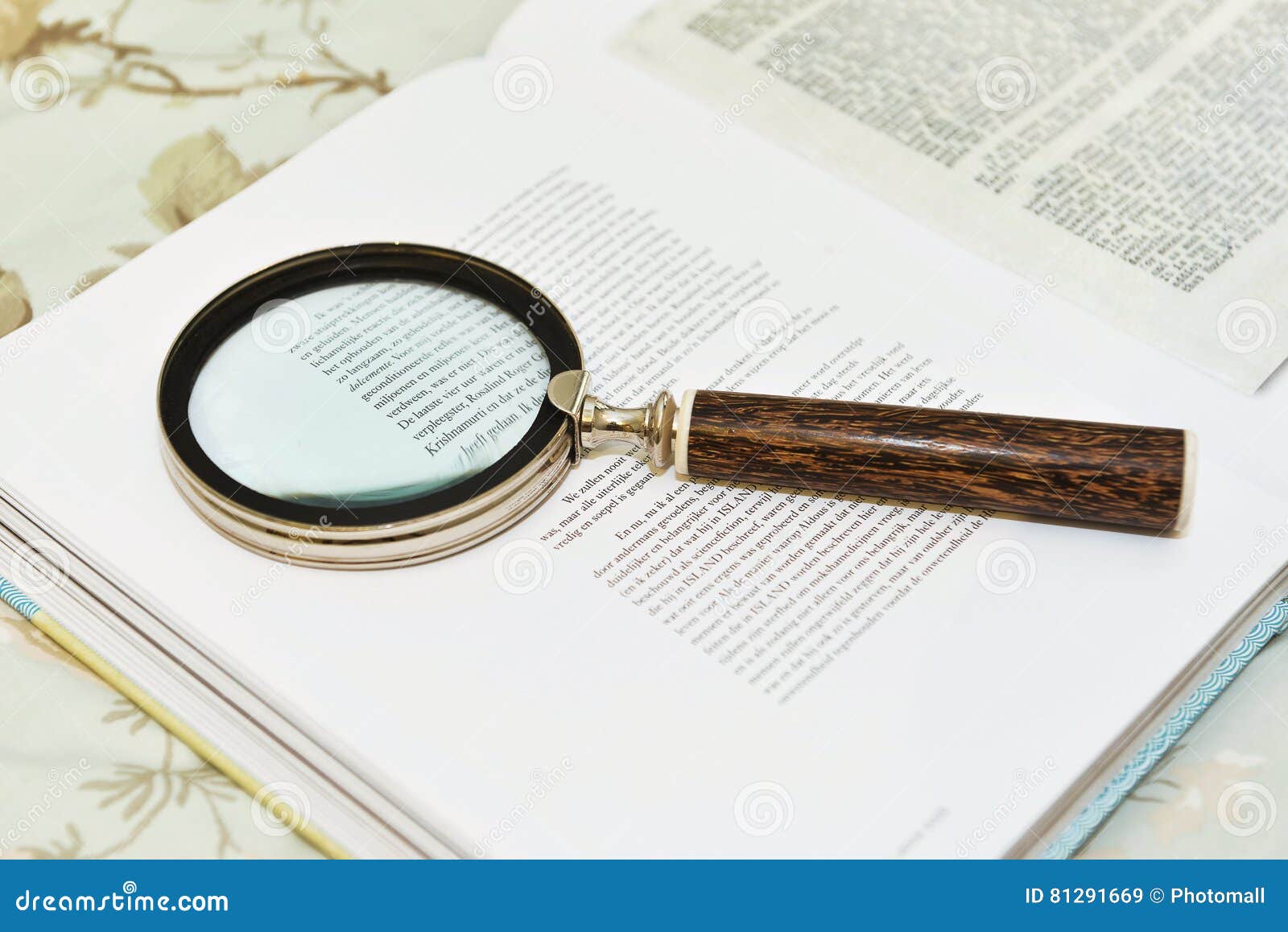 Lupa en el libro abierto imagen de archivo. Imagen de mayor - 81291669