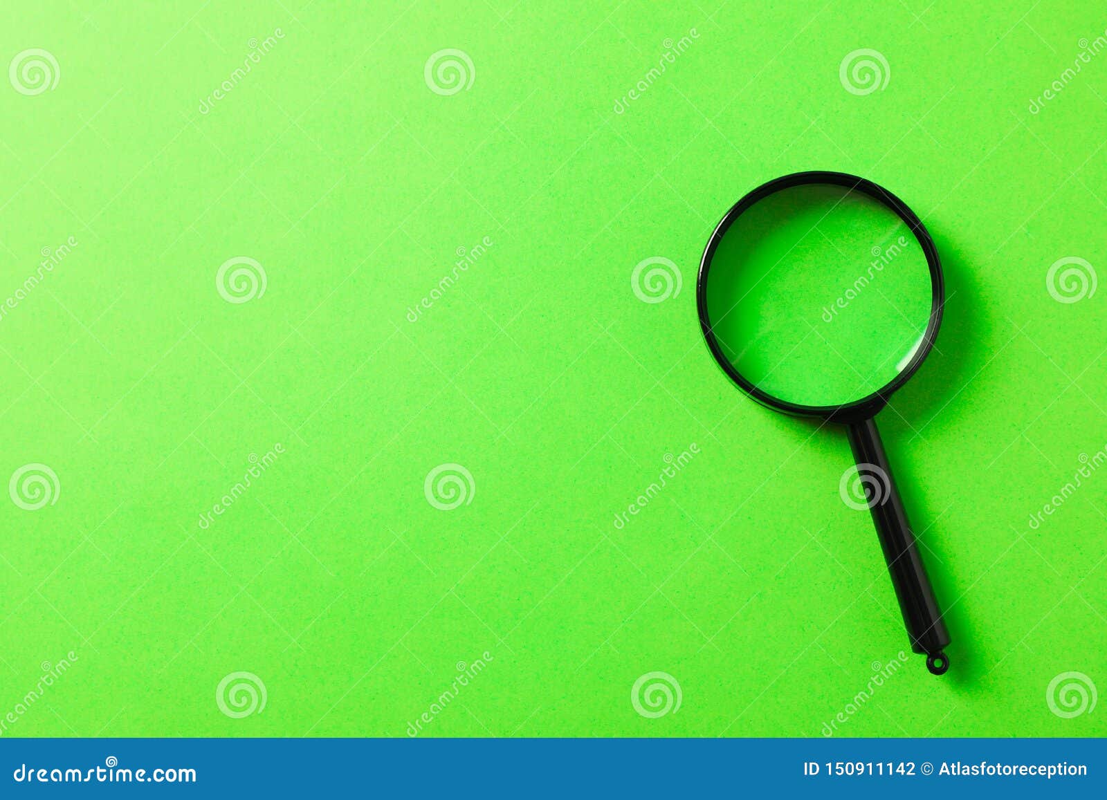 Lupa en fondo verde foto de archivo. Imagen de creatividad - 150911142
