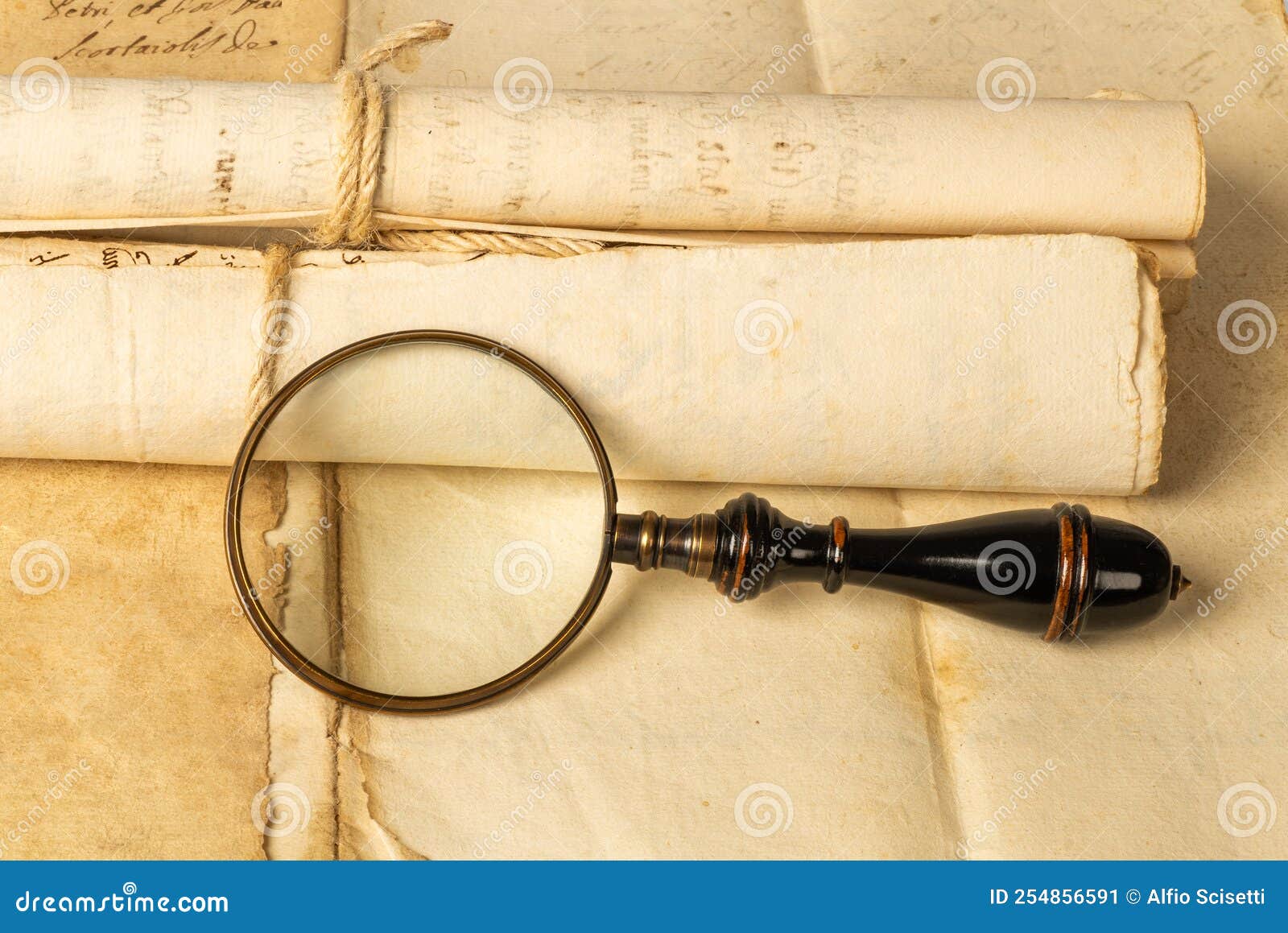 Lupa en hojas antiguas imagen de archivo. Imagen de viejo - 254856591