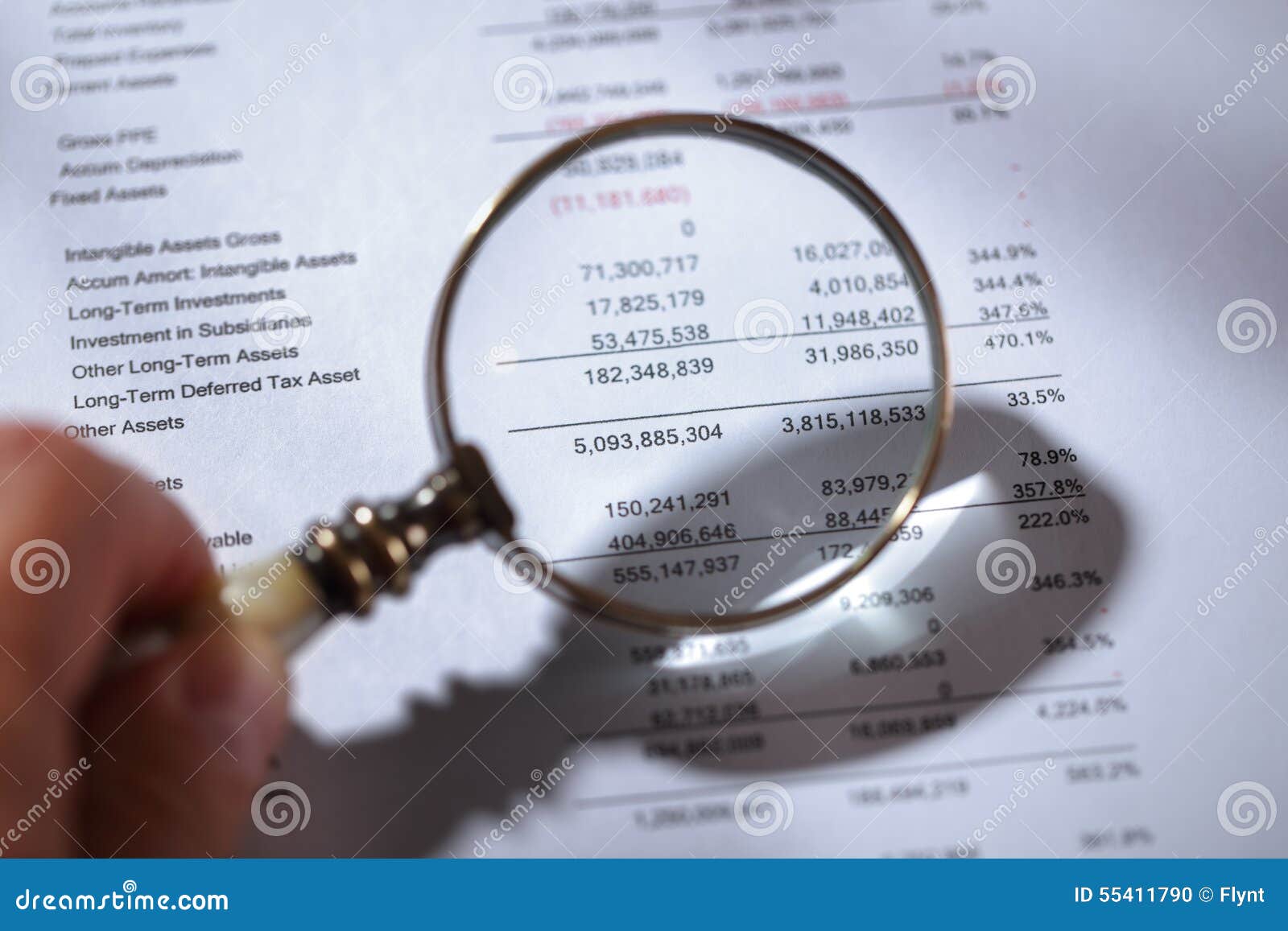 Lupa en informe financiero foto de archivo. Imagen de presupuesto ...