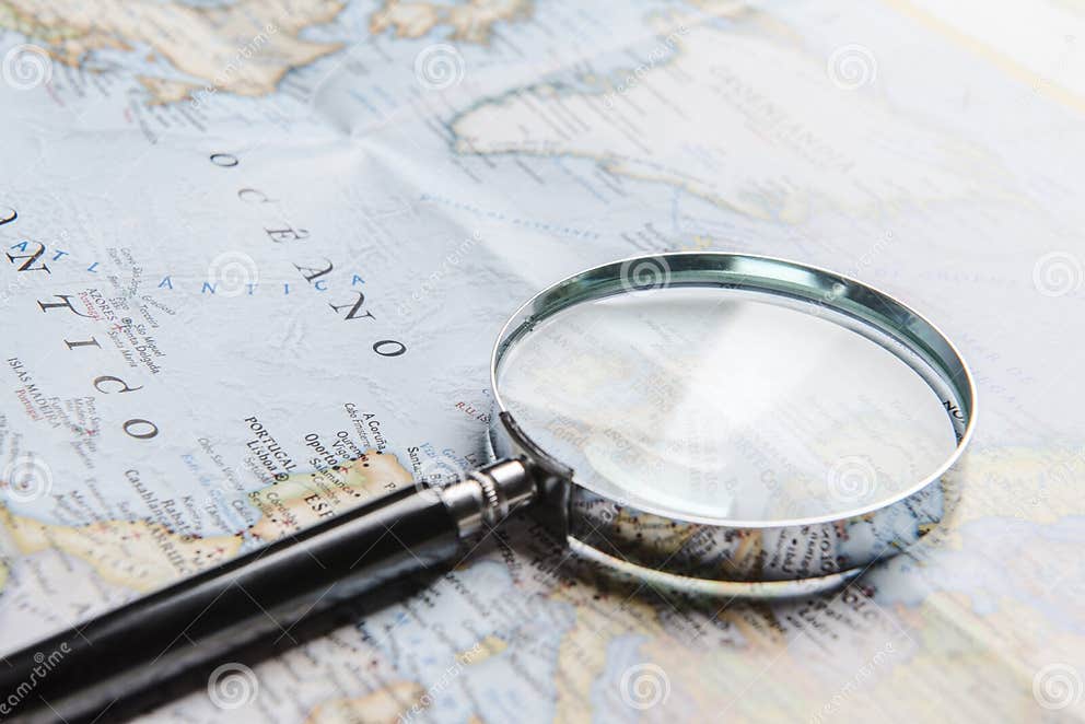 Lupa en mapa imagen de archivo. Imagen de recorrido, lupa - 44490147