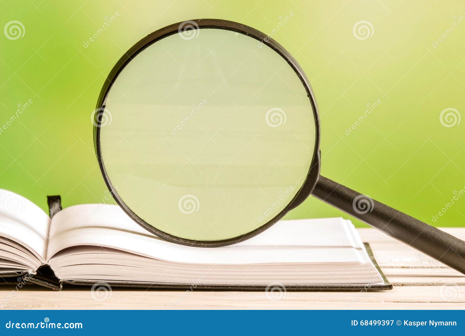 Lupa en un libro abierto imagen de archivo. Imagen de primer - 68499397