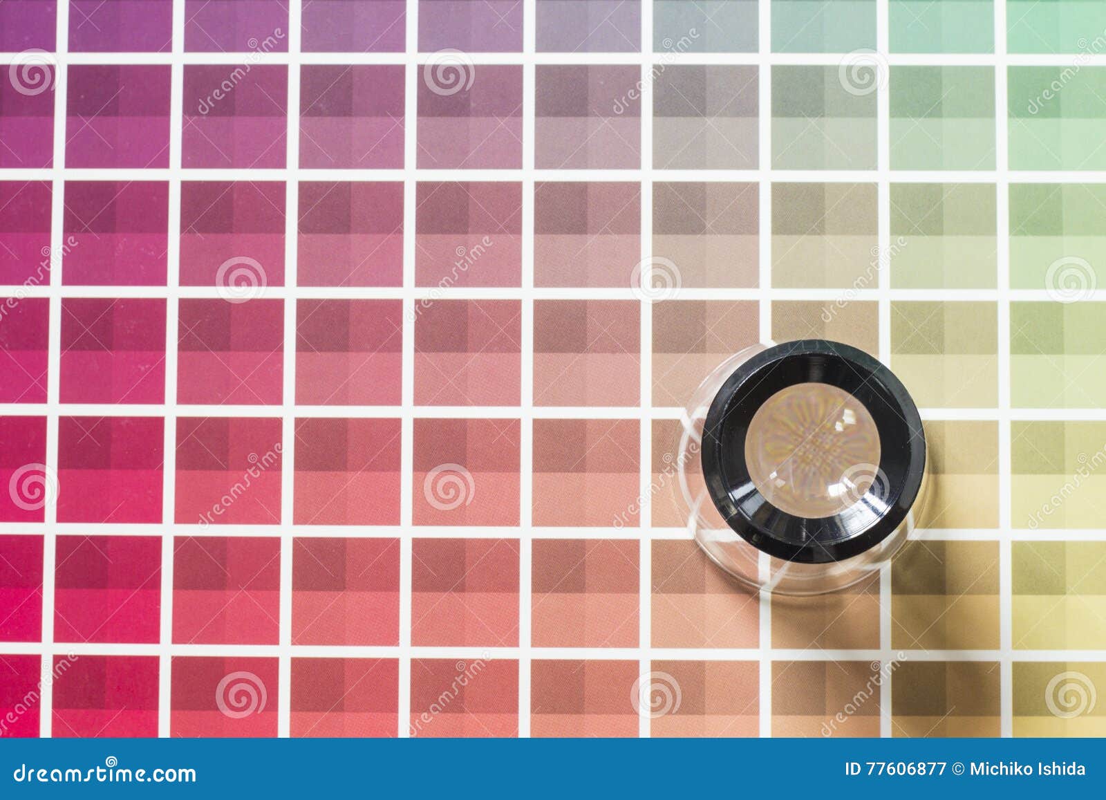 Lupa en una carta de color imagen de archivo. Imagen de color - 77606877