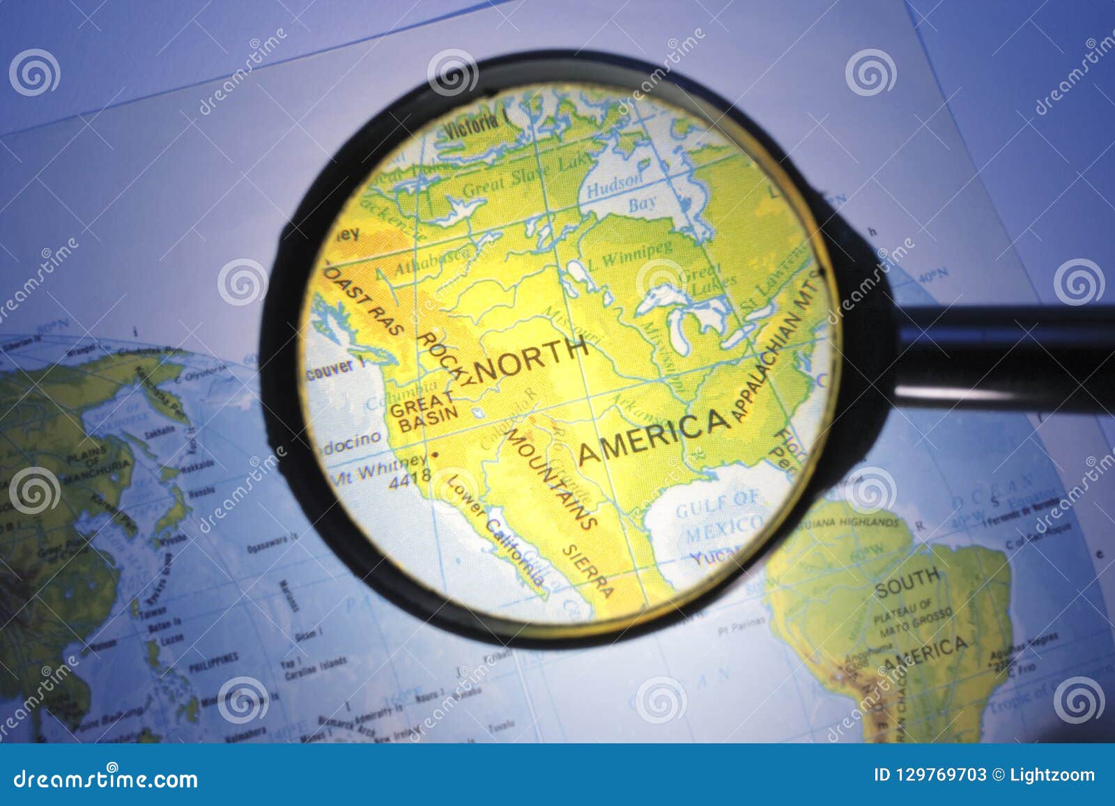 Lupa no mapa imagem de stock. Imagem de pesquisa, vidro - 129769703