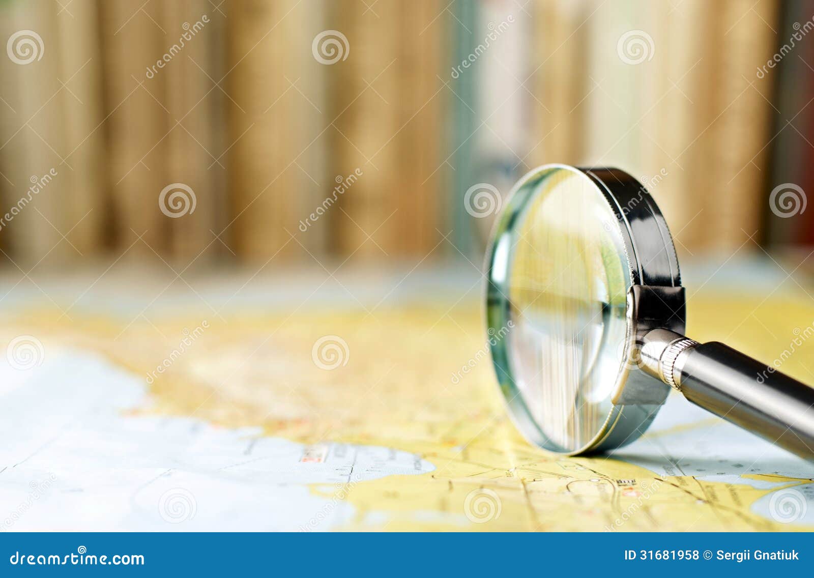 Lupa no mapa foto de stock. Imagem de ereto, lente, foco - 31681958