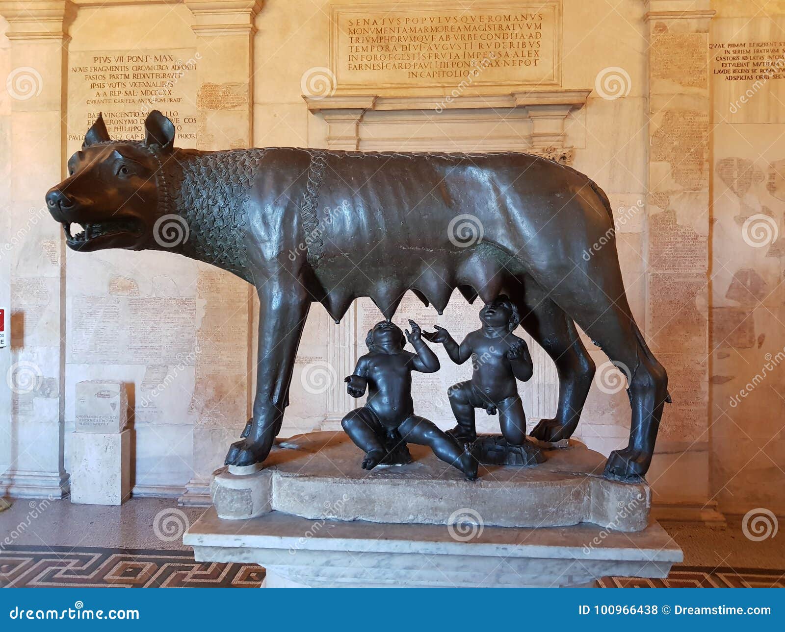Lupa Romulus und Remus editorial stock photo. Image of romulus - 100966438